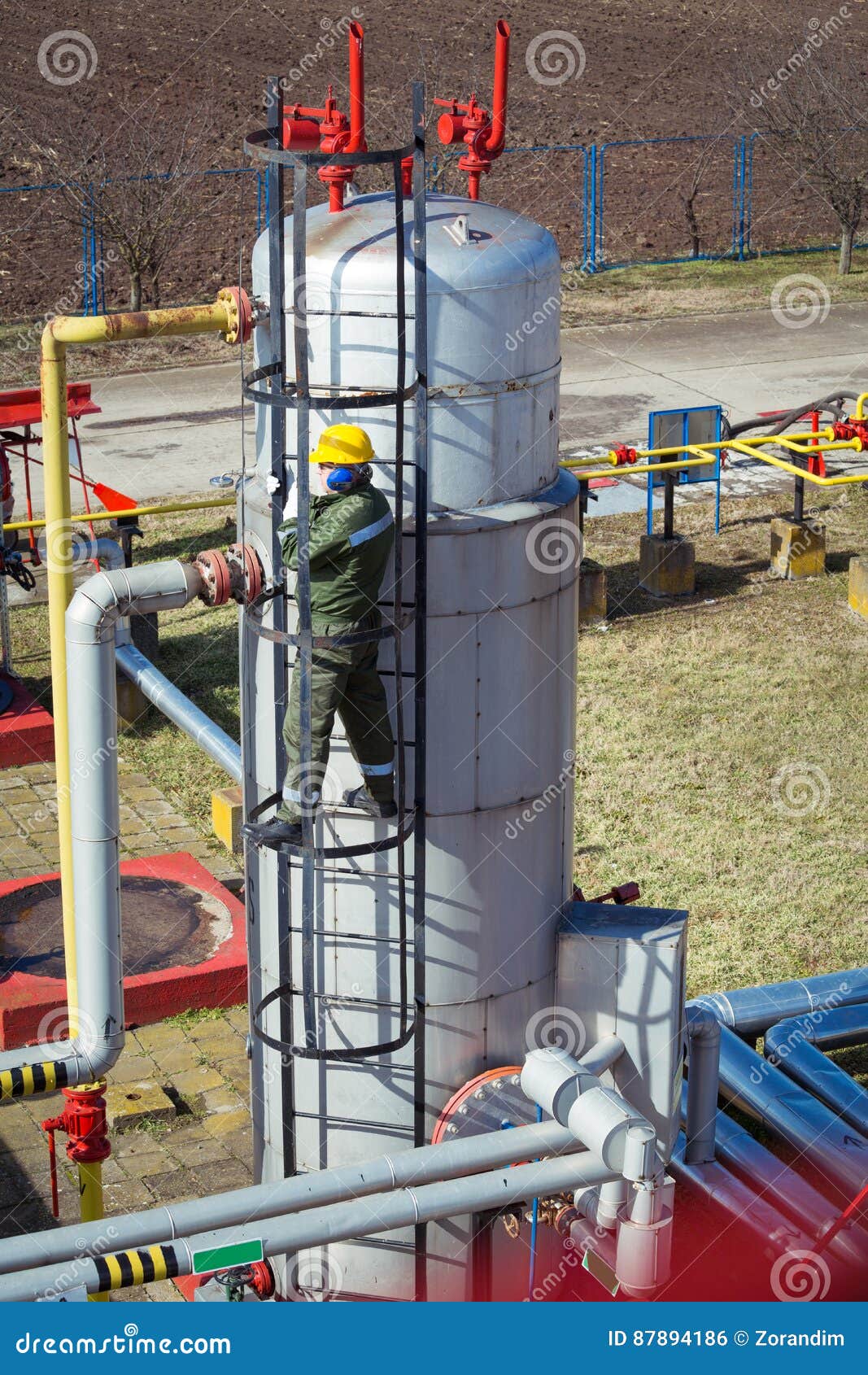 Oil and Gas Industry Worker Stock Photo - Image of valve, energy: 87894186
