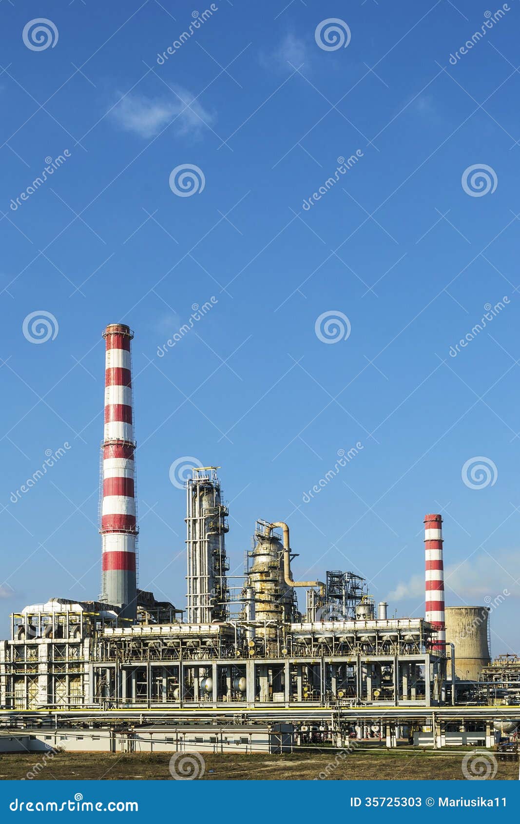 Oil And Gas Processing At A Refinery Picture. Image: 35725303