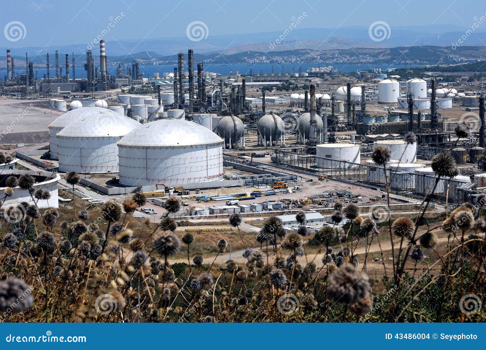 Oil and Gas Refinery Complex Stock Photo - Image of distillate, plant ...