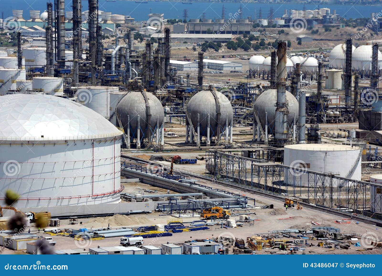 Oil and Gas Refinery Complex Stock Image - Image of pollution, industry ...