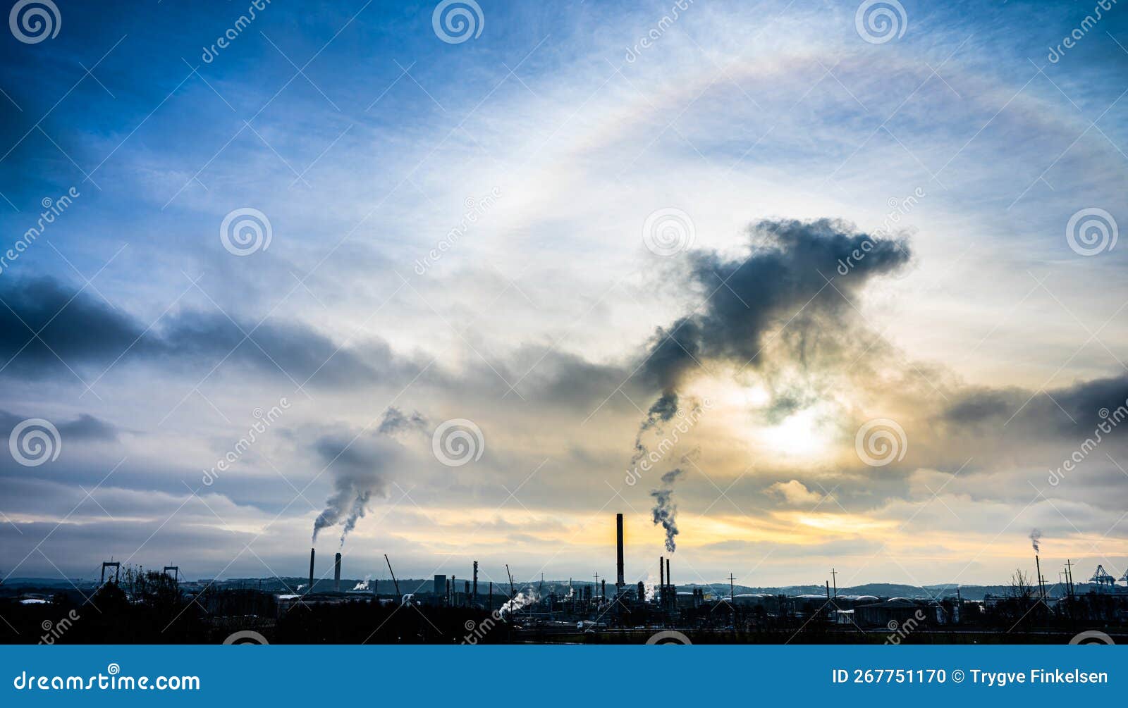 Oil and Gas Refinery Under a Light Sky.. Stock Photo - Image of plant ...