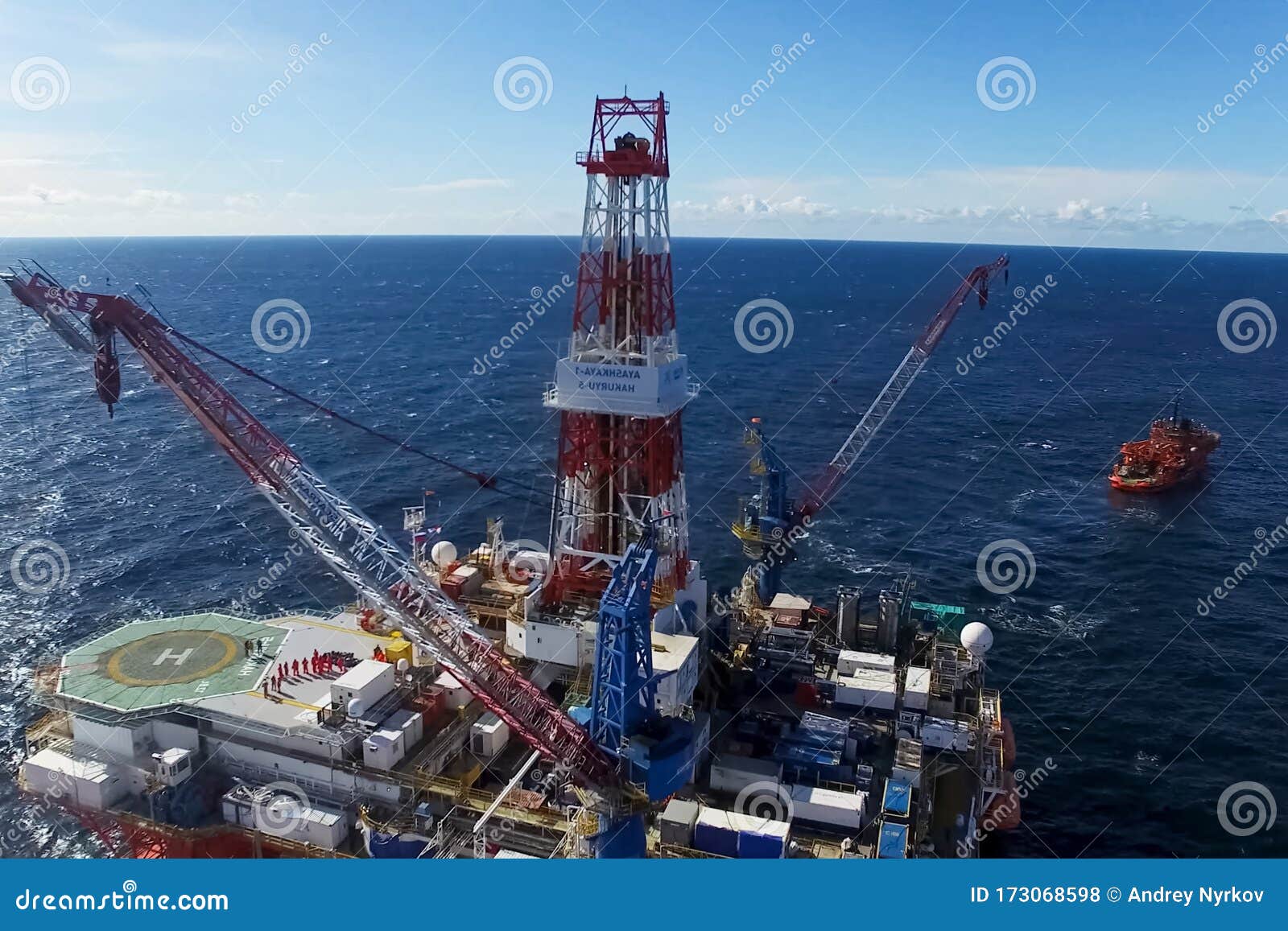 Offshore Platform in the Sea. Extraction of Oil on the Shelf Stock ...