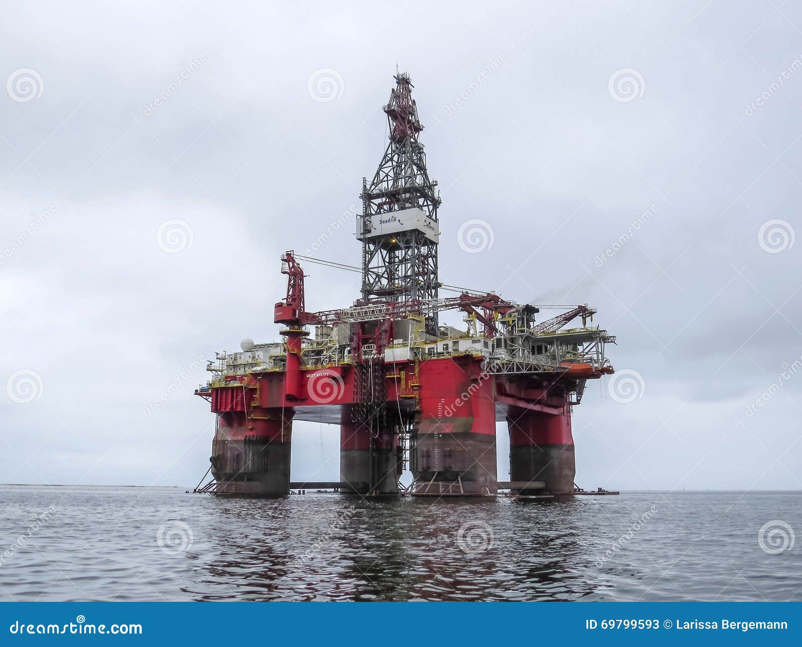 Oil platform editorial stock photo. Image of harbour - 69799593