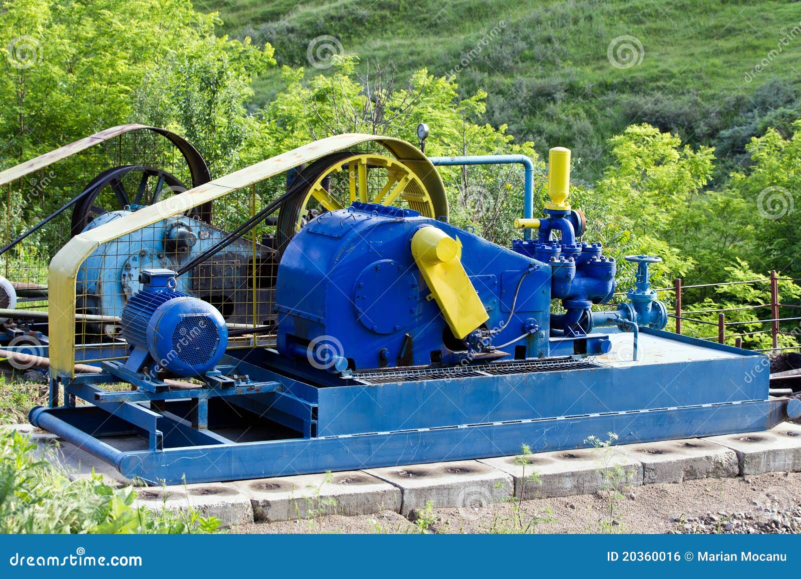 Oil pomp stock photo. Image of liquid, trade, extraction - 20360016