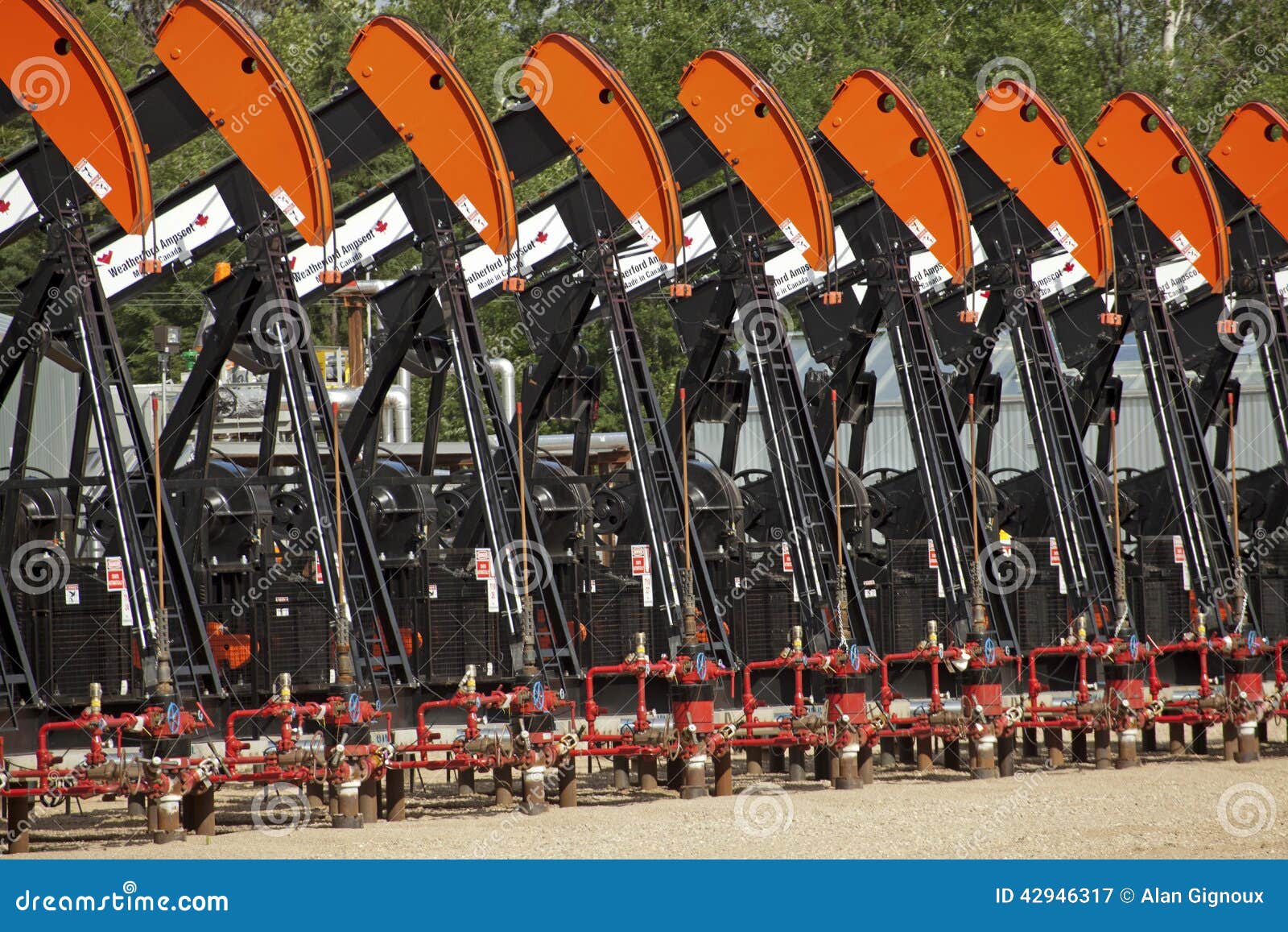 Oil pumps in Alberta editorial photography. Image of canada - 42946317