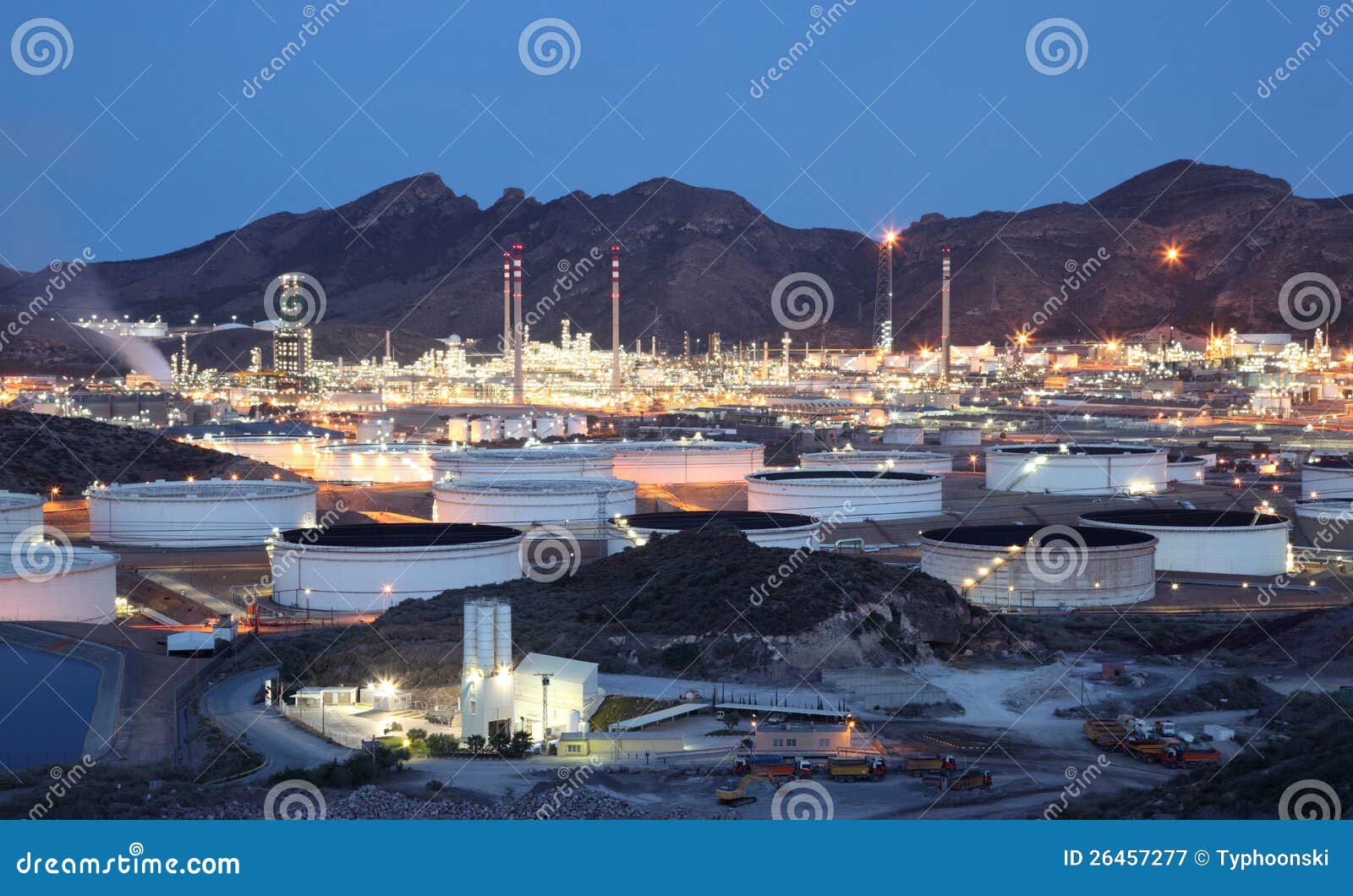 Oil refinery facilities stock image. Image of plant, petrol - 26457277