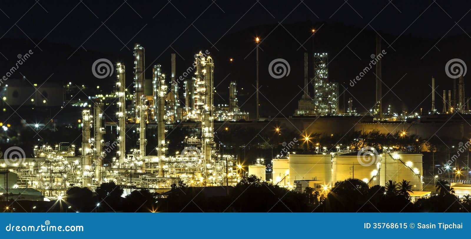 Oil refinery at night stock image. Image of economy, chimney - 35768615