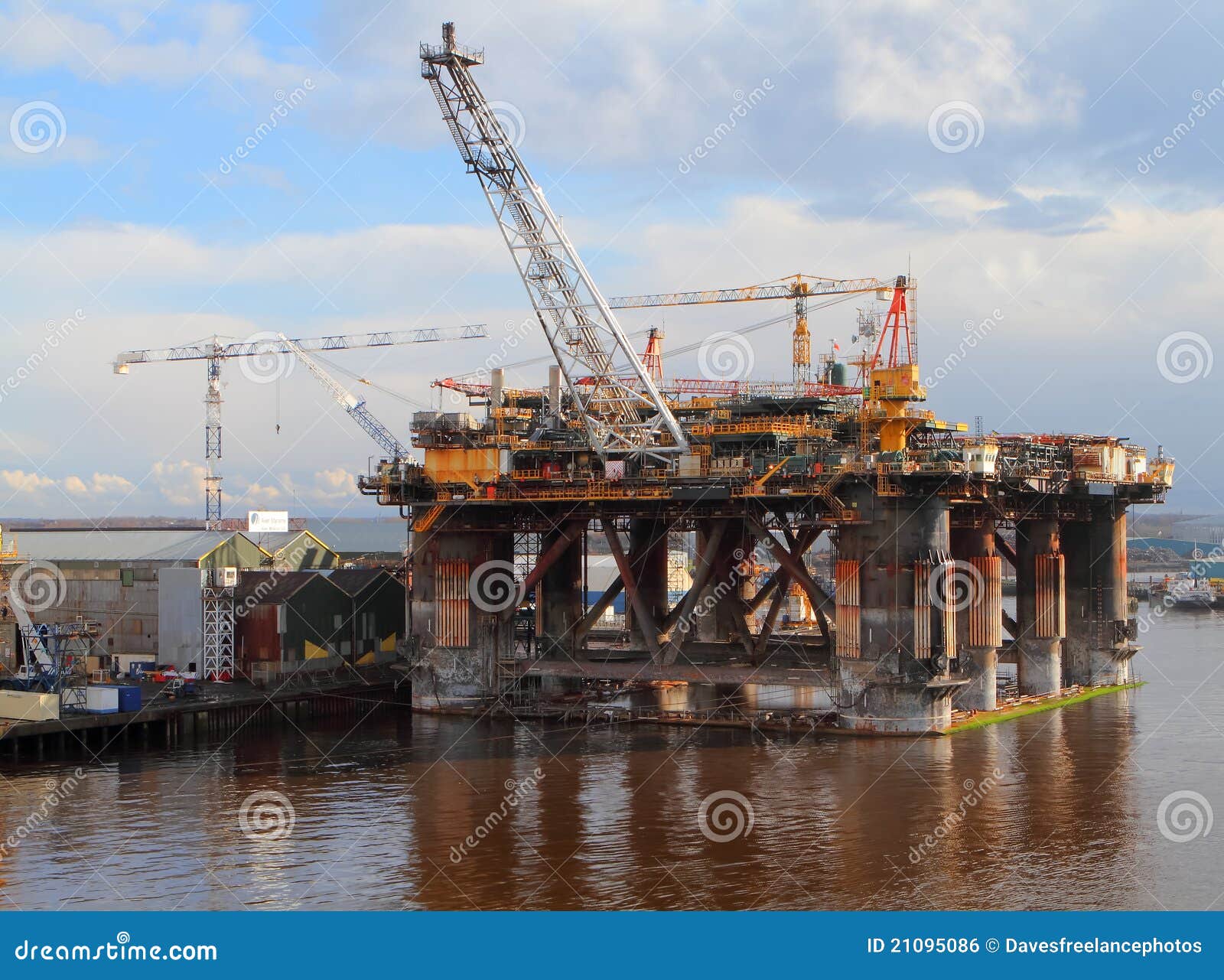 Oil Rig editorial photo. Image of torching, scotland - 21095086