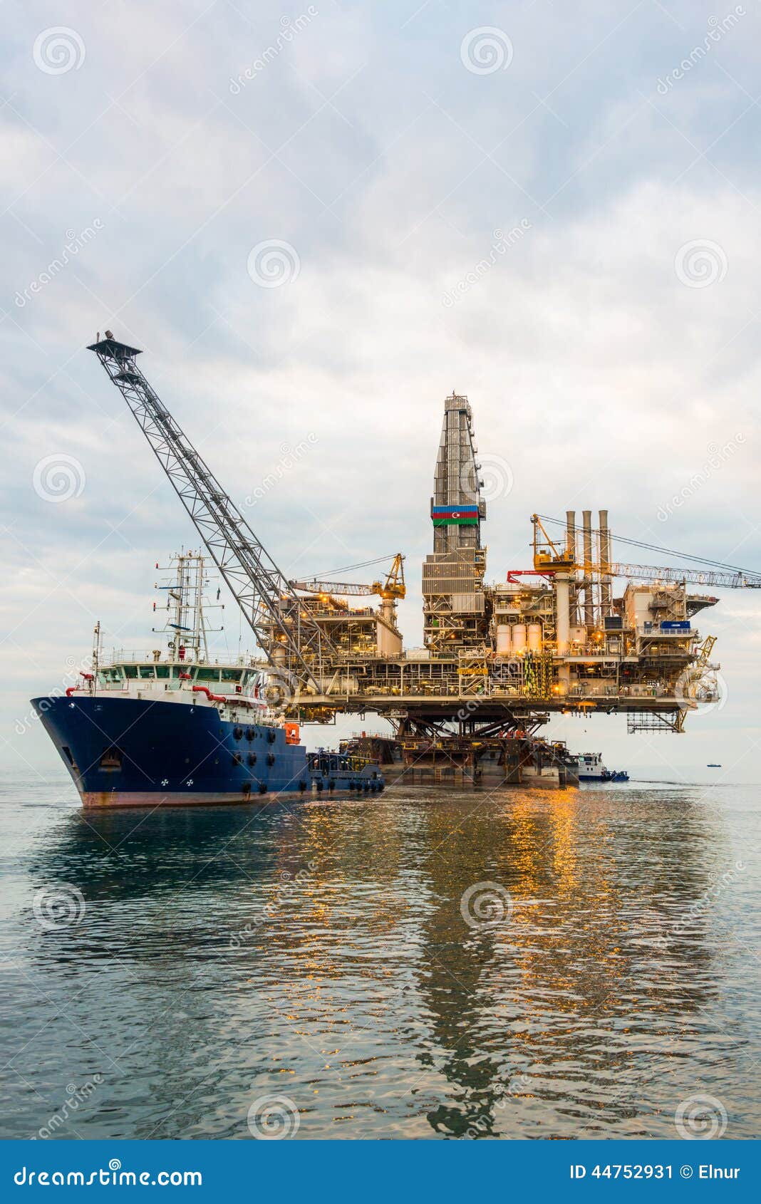 Oil rig platform editorial photo. Image of pumps, ship - 44752931