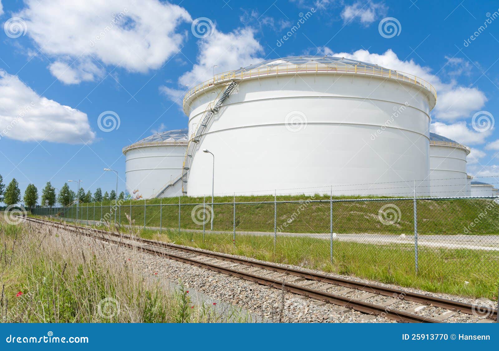 Oil storage tanks stock photo. Image of chemistry, plant - 25913770