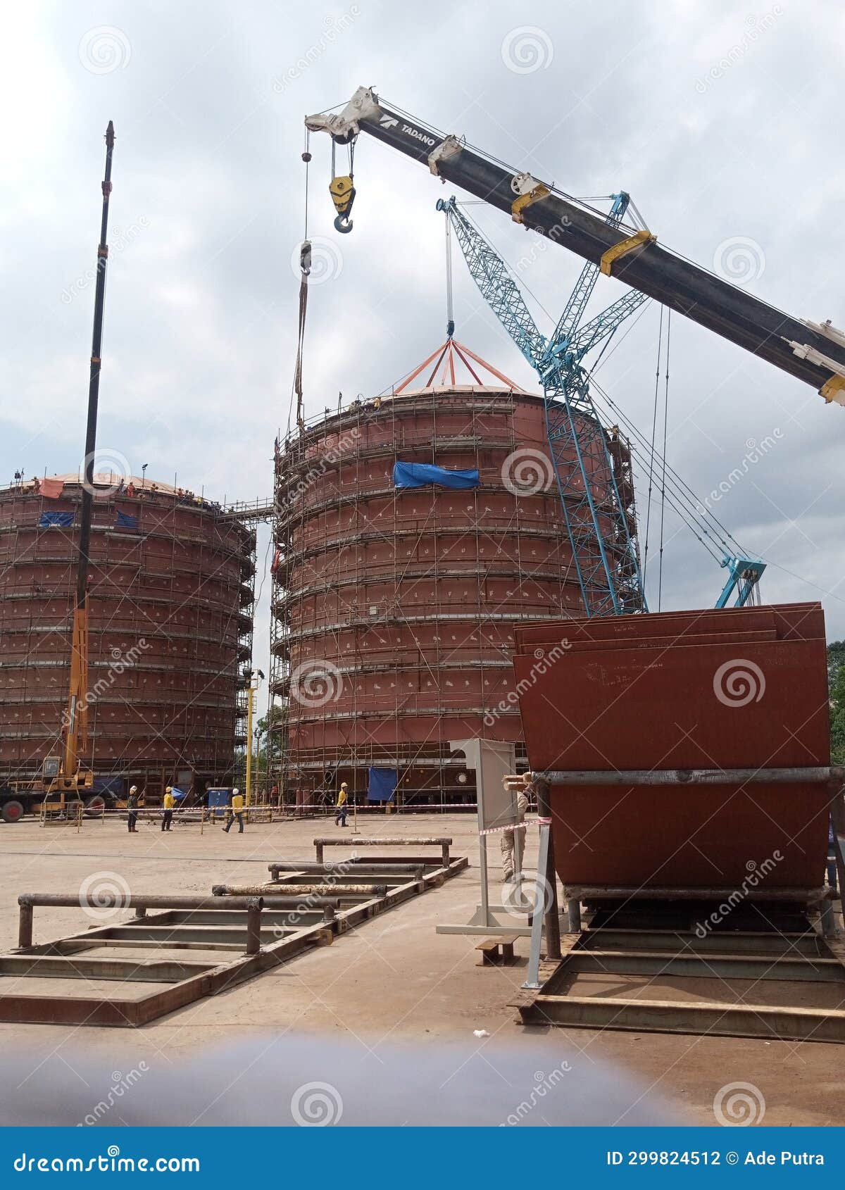 Oil tank manufacturing editorial photography. Image of tanks - 299824512