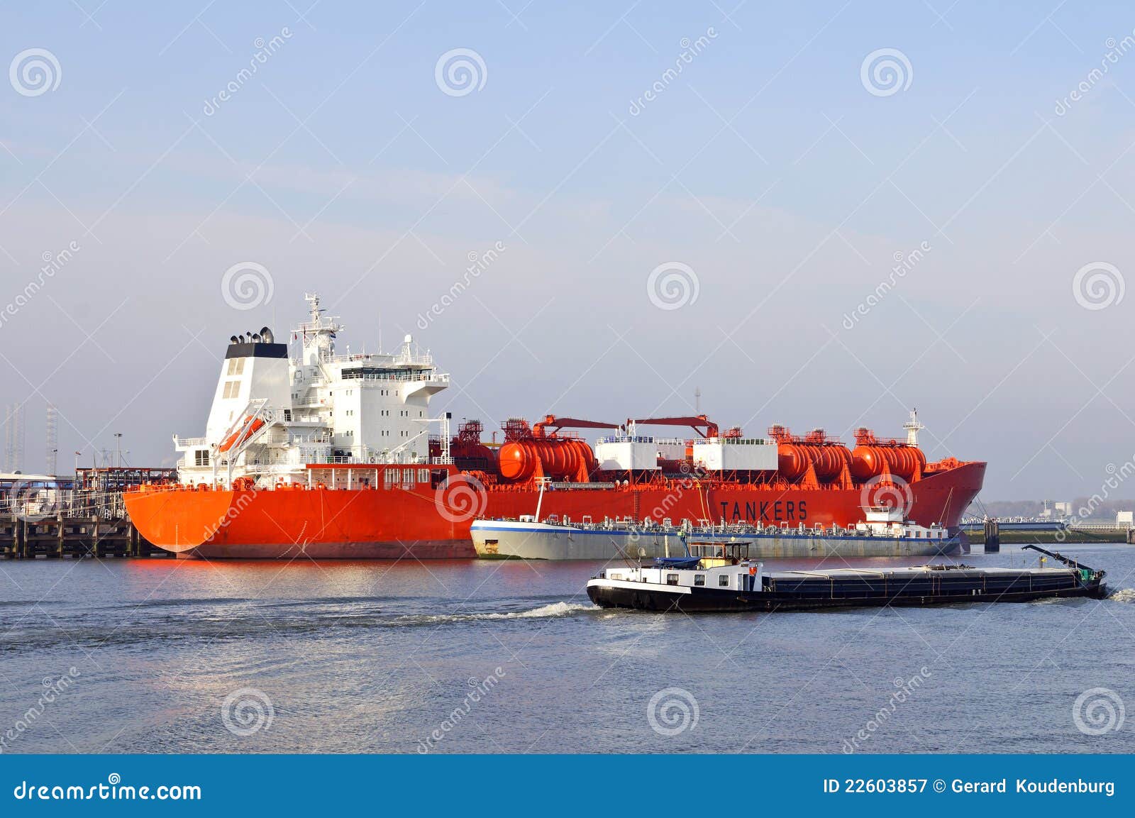 Oil tanker in the harbor stock image. Image of company - 22603857