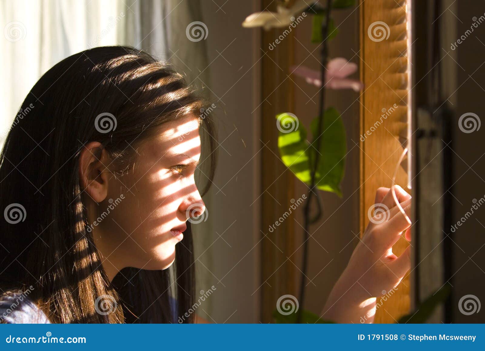 Ojeada foto de archivo. Imagen de confianza, dedos, espionaje - 1791508