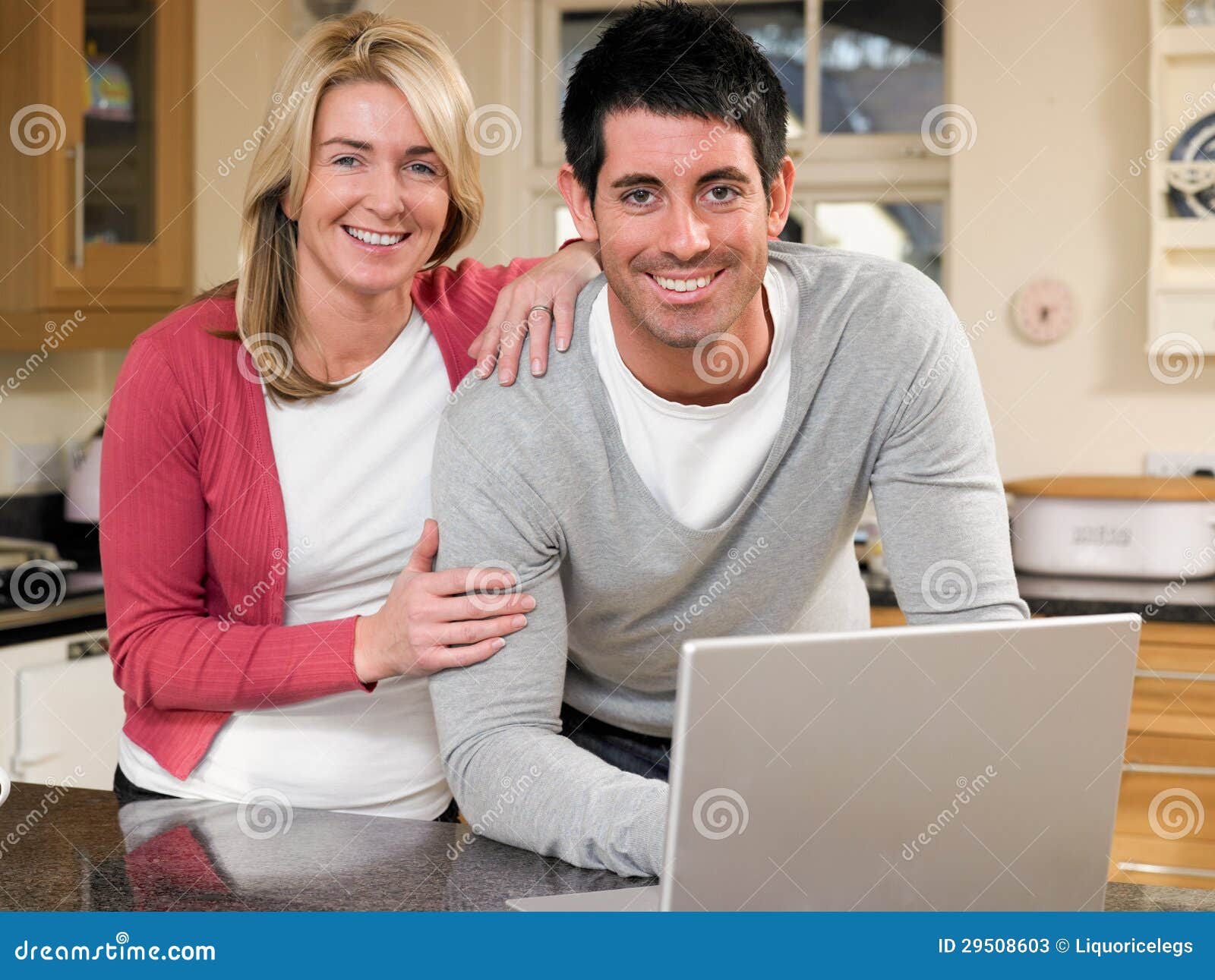 Ojeada del Internet imagen de archivo. Imagen de sonriente - 29508603