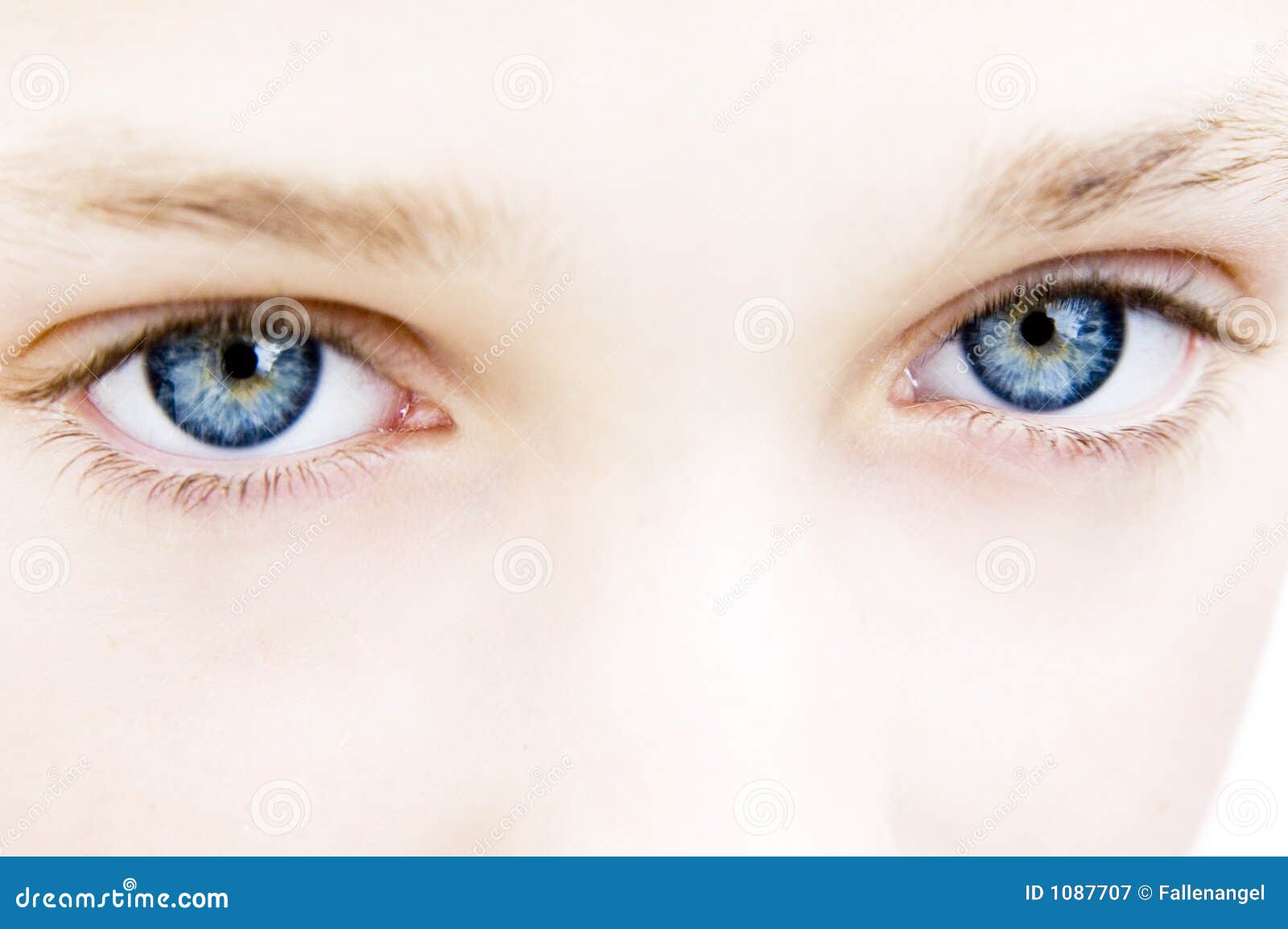 Ojos azules imagen de archivo. Imagen de belleza, estilo - 1087707