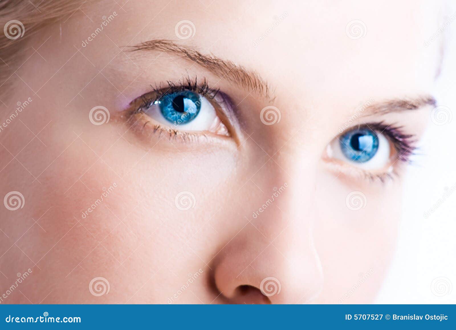 Ojos azules imagen de archivo. Imagen de cara, azul, hembra - 5707527