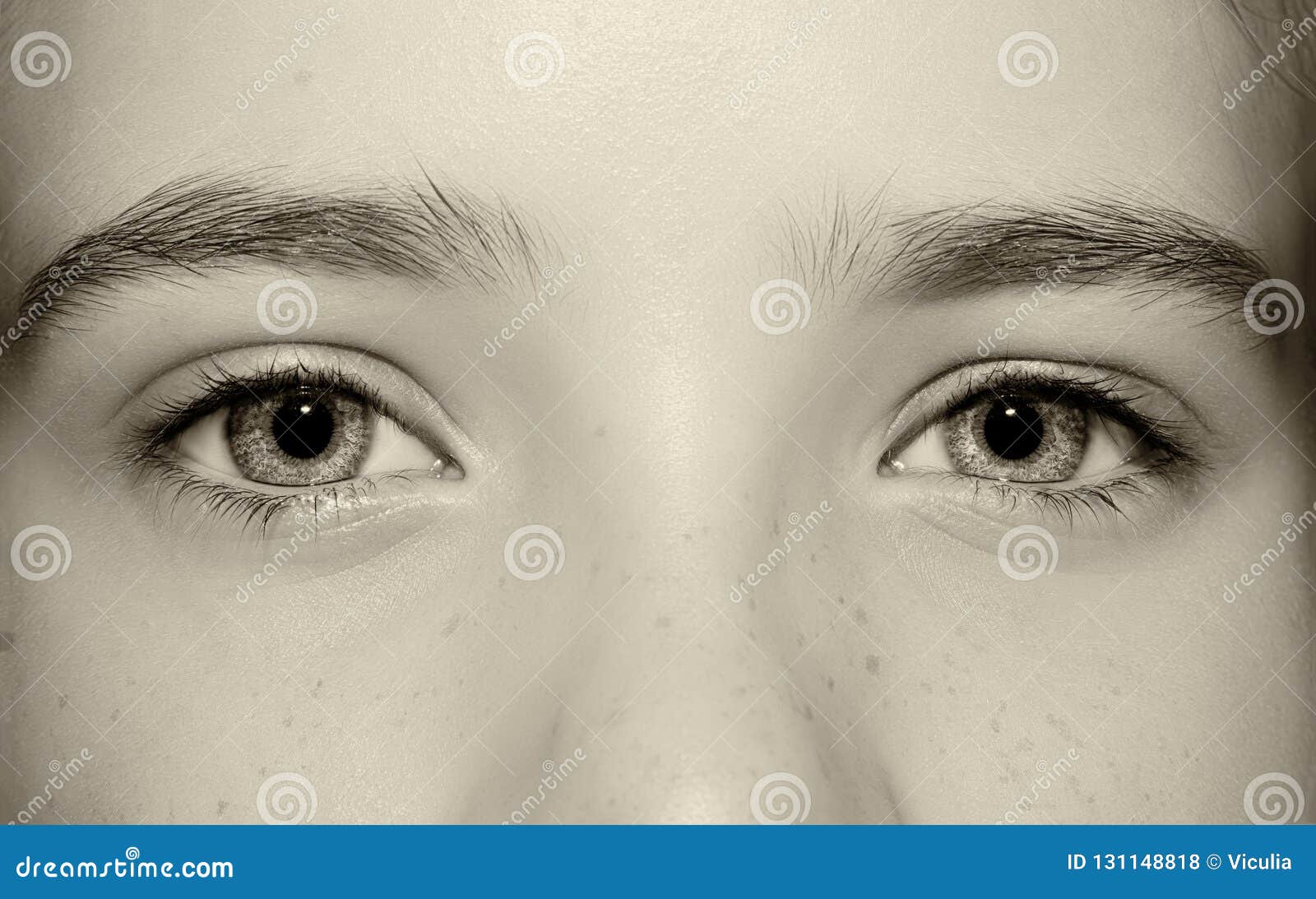 Ojos Profundos Hermosos De Una Mirada Foto de archivo - Imagen de ...