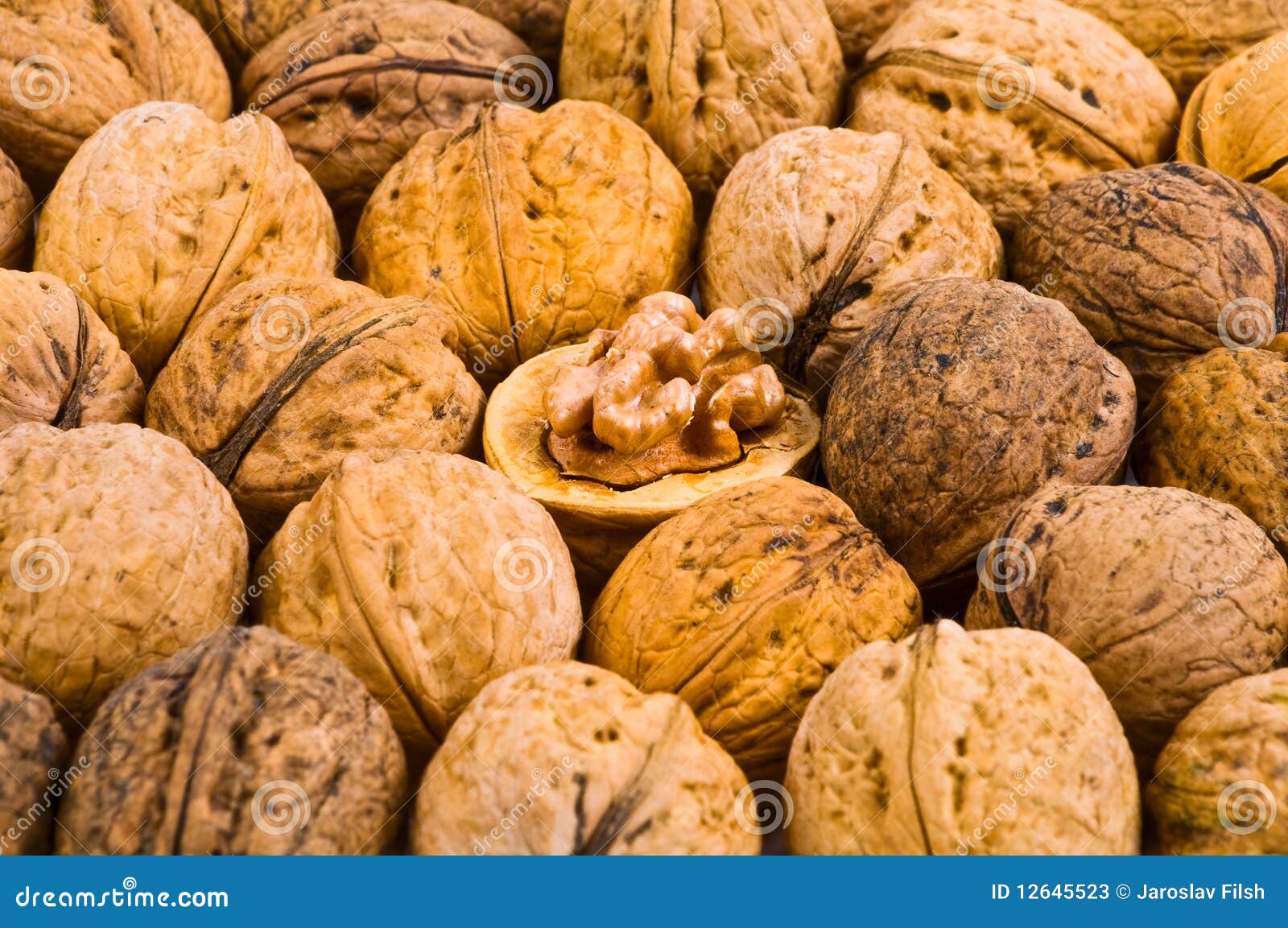 Okkernoot stock afbeelding. Image of vrucht, gezond, voedsel - 12645523