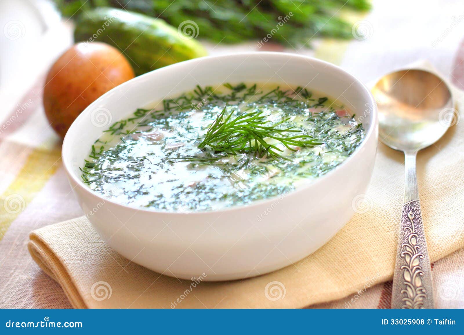 Okroshka - Russische Kalte Suppe Stockfoto - Bild von blatt, grün: 33025908