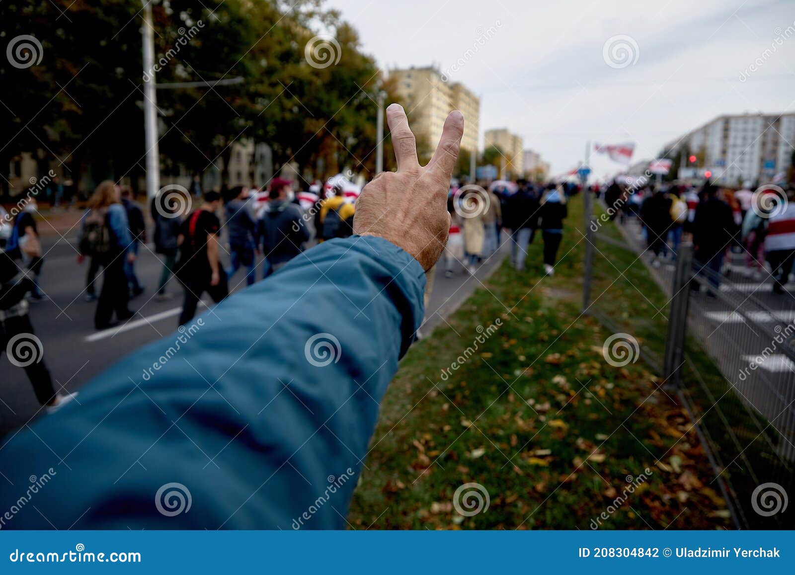 Oktober 11 2020 Minsk Belarus Ein Mann Zeigt Ein Freiheitszeichen Mit ... Oktober 11 2020 Minsk Belarus Ein Mann Zeigt Ein Freiheitszeichen Mit ...