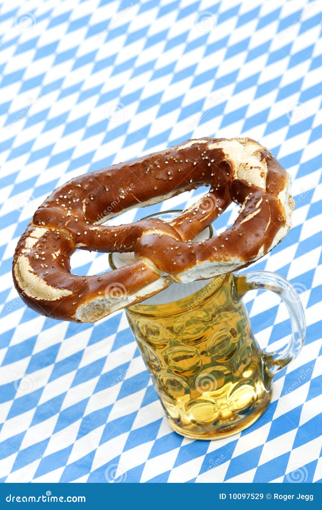 Oktoberfest Brezel Auf Bier Stein (Becher) Stockbild - Bild von glas ...