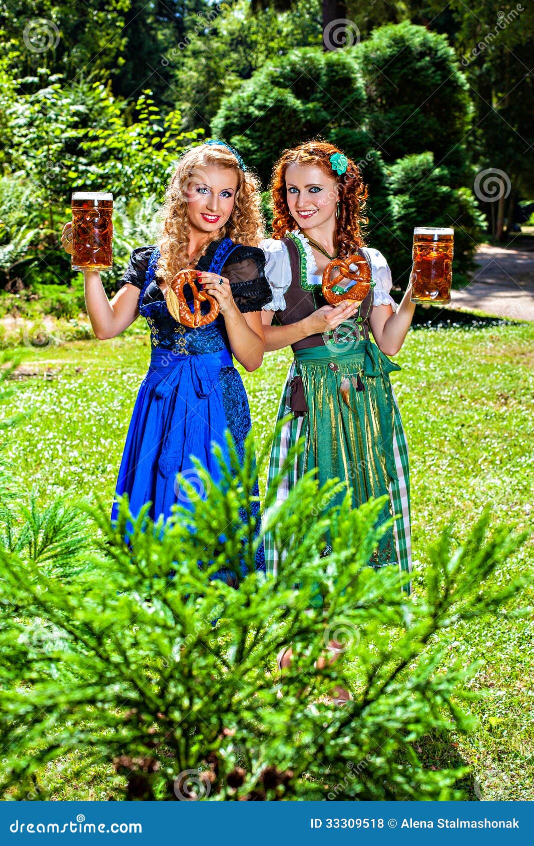 Oktoberfest - Dirndl, Brezel Und Bier Stockfoto - Bild von frau, fest ...