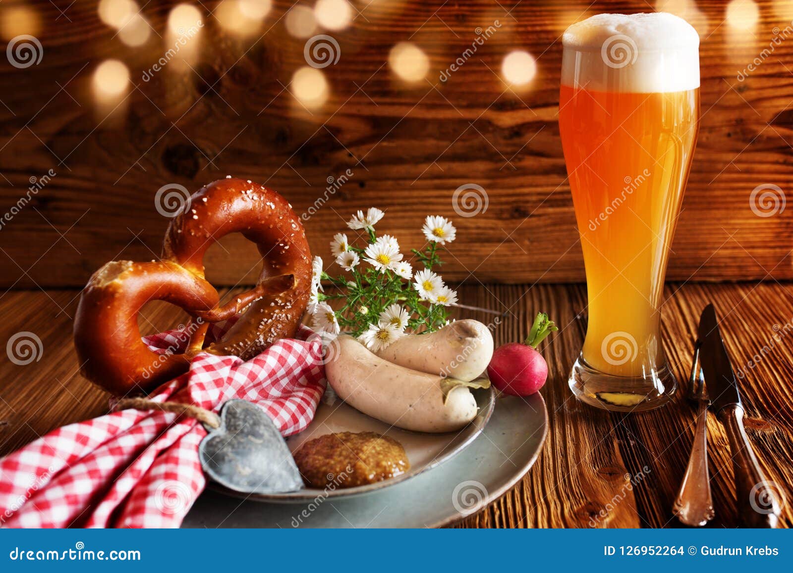 Oktoberfest Mit Bier Und Weißer Wurst Stockfoto - Bild von inneres ...