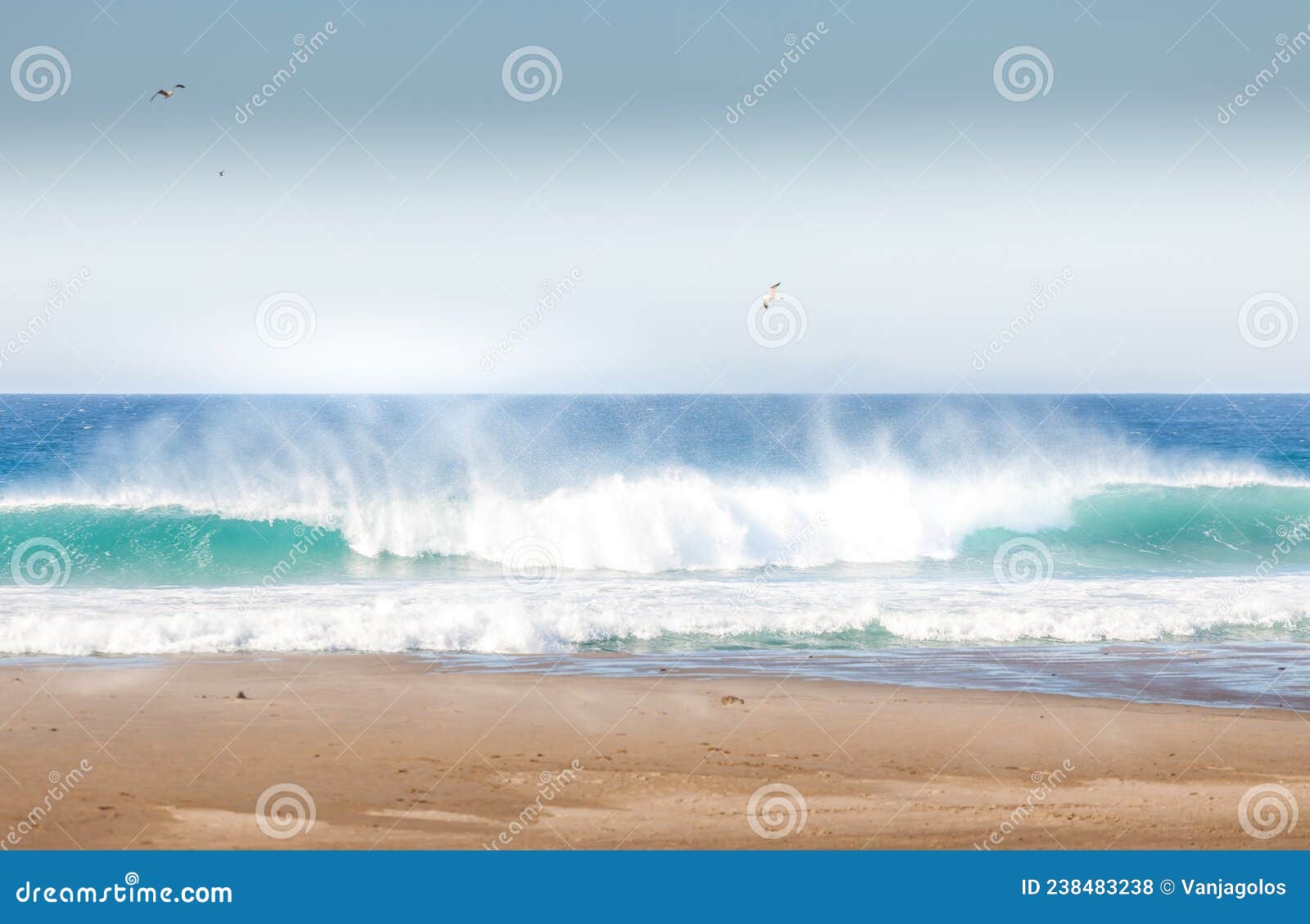 Olas Azules Con Espuma Blanca Foto de archivo - Imagen de cielo, arena ...