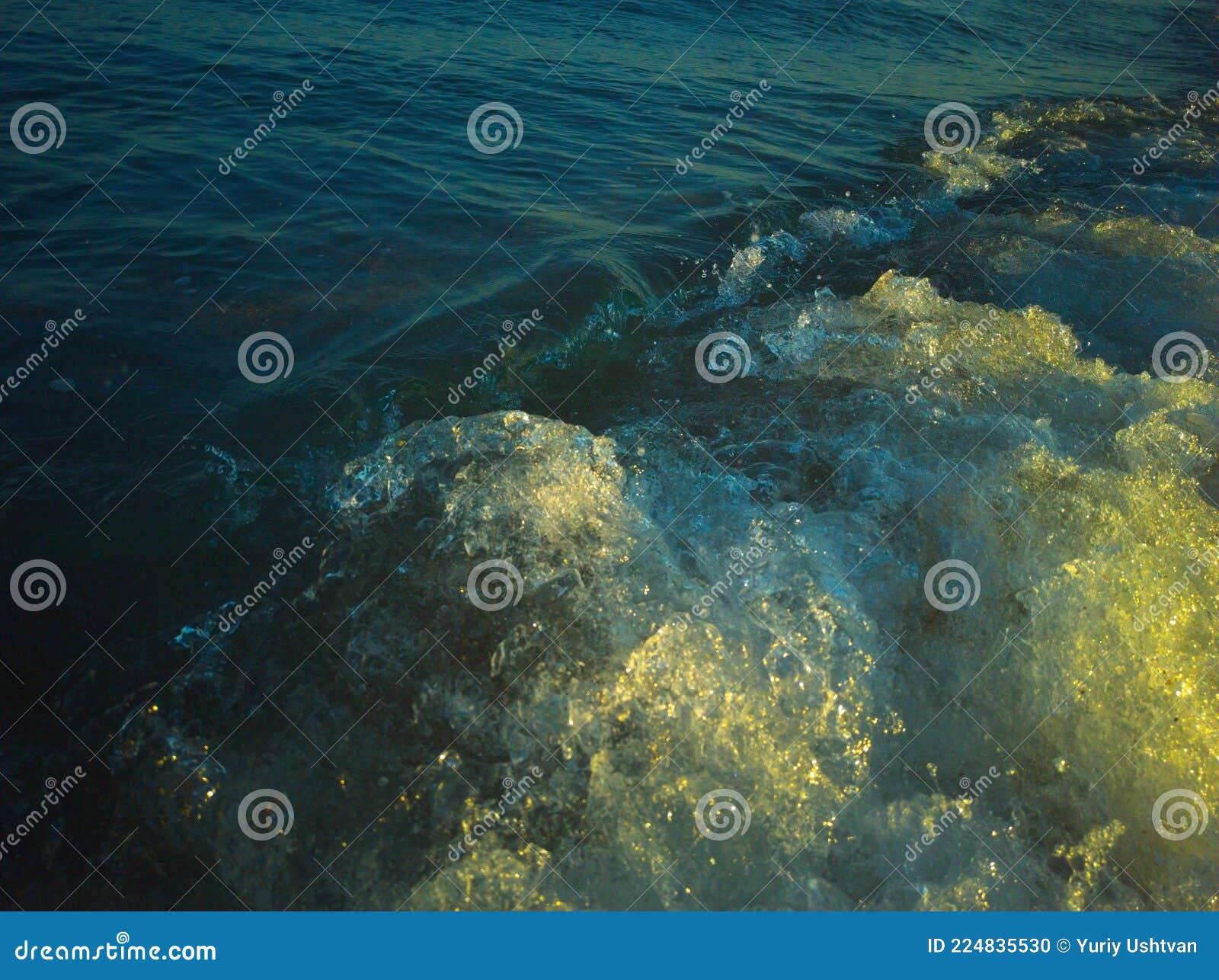 Olas azules en el mar foto de archivo. Imagen de horizonte - 224835530