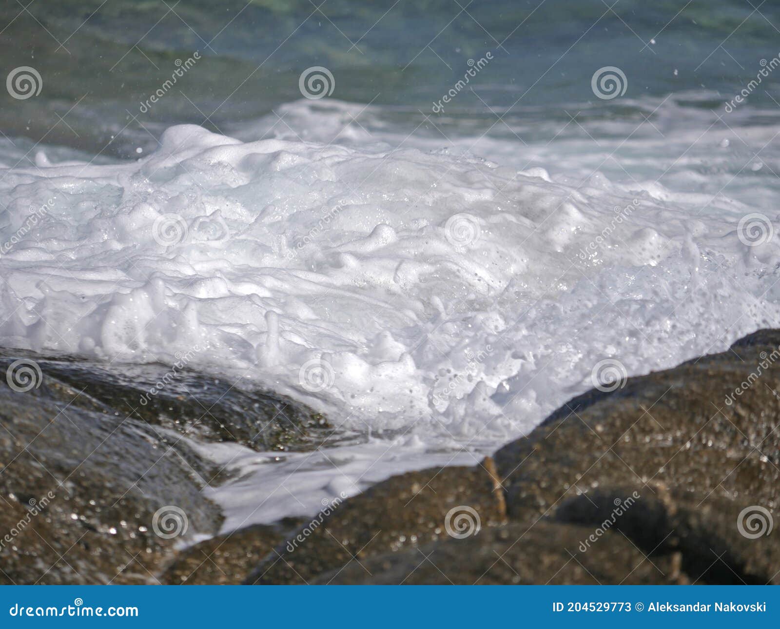 Olas Chocando Contra La Roca Imagen de archivo - Imagen de colapso ...