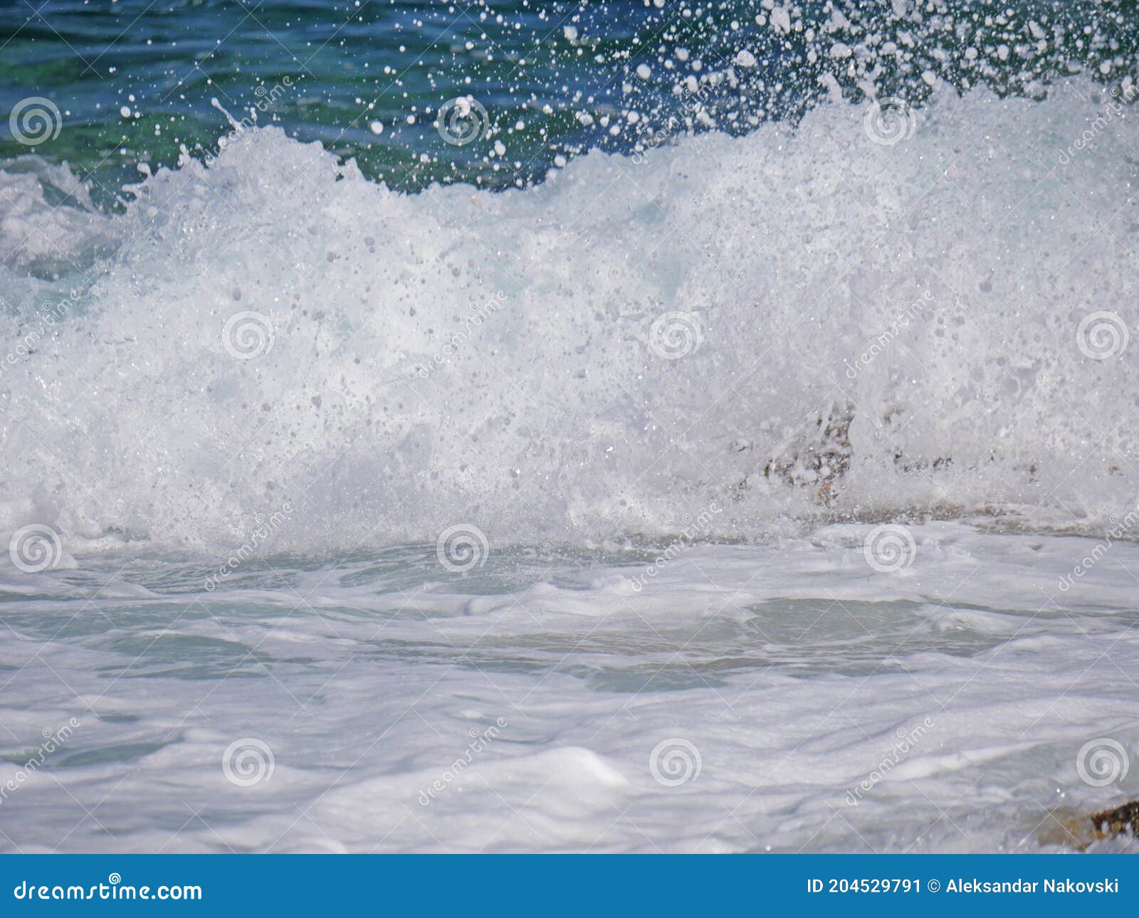 Olas Chocando Contra La Roca Imagen de archivo - Imagen de aerosol ...