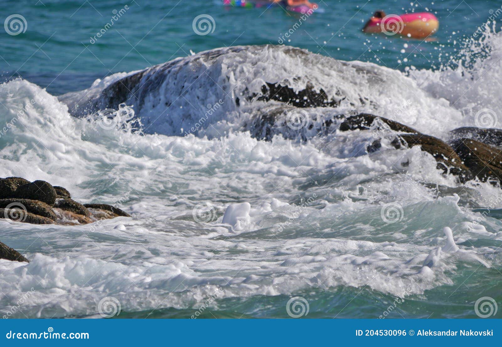 Olas Chocando Contra La Roca Foto de archivo - Imagen de coastline ...