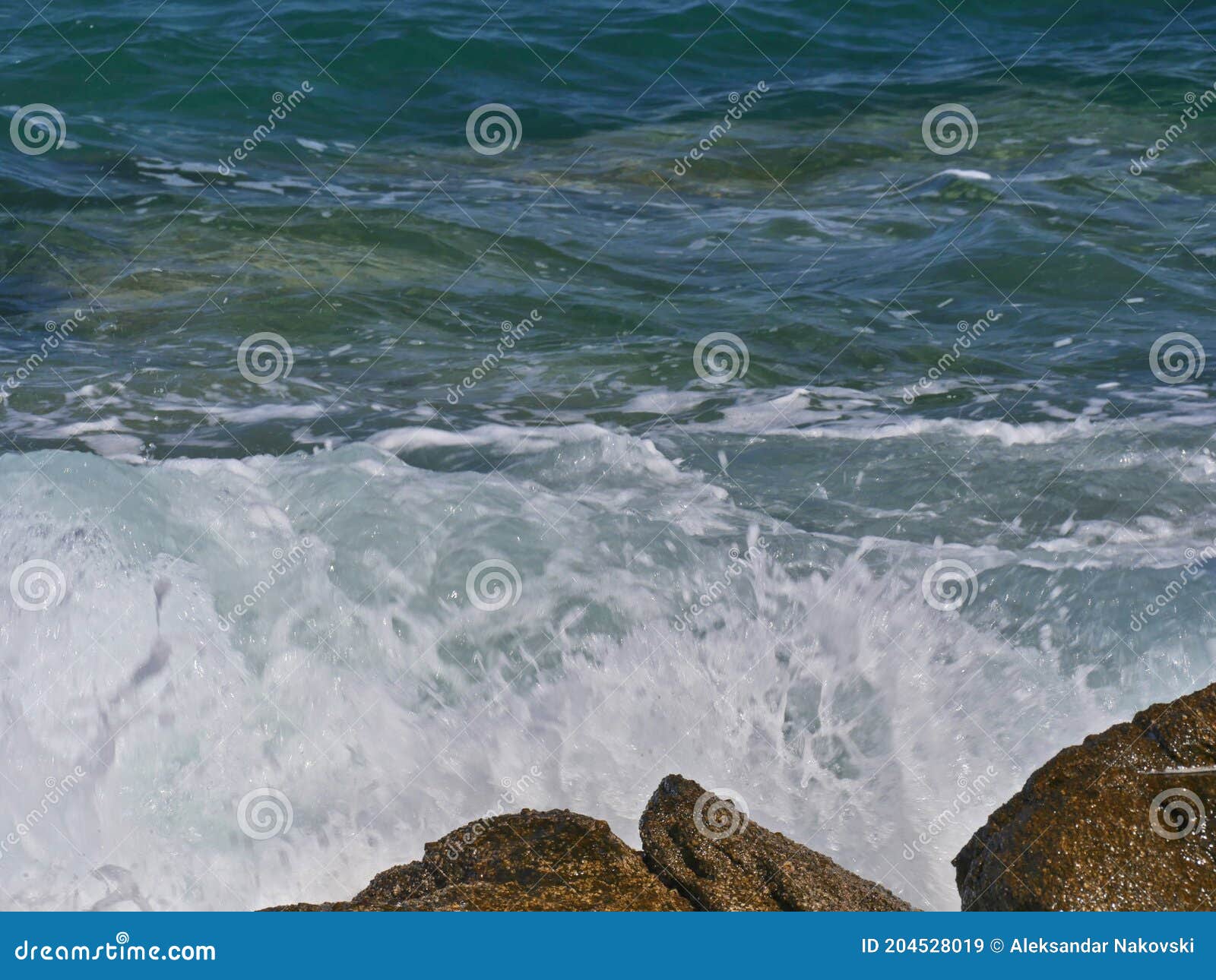 Olas Chocando Contra La Roca Imagen de archivo - Imagen de océano ...