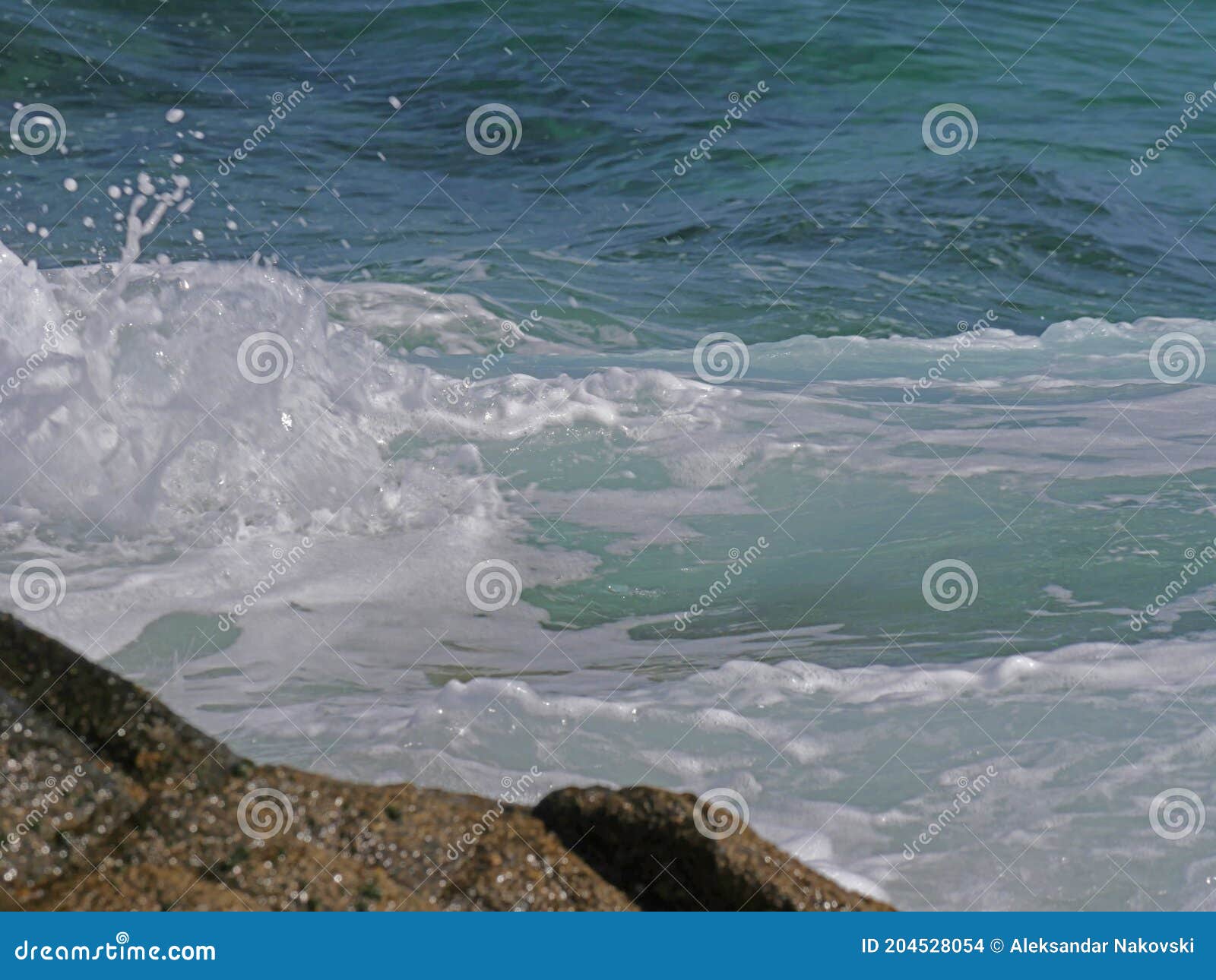 Olas Chocando Contra La Roca Foto de archivo - Imagen de orilla, rotura ...