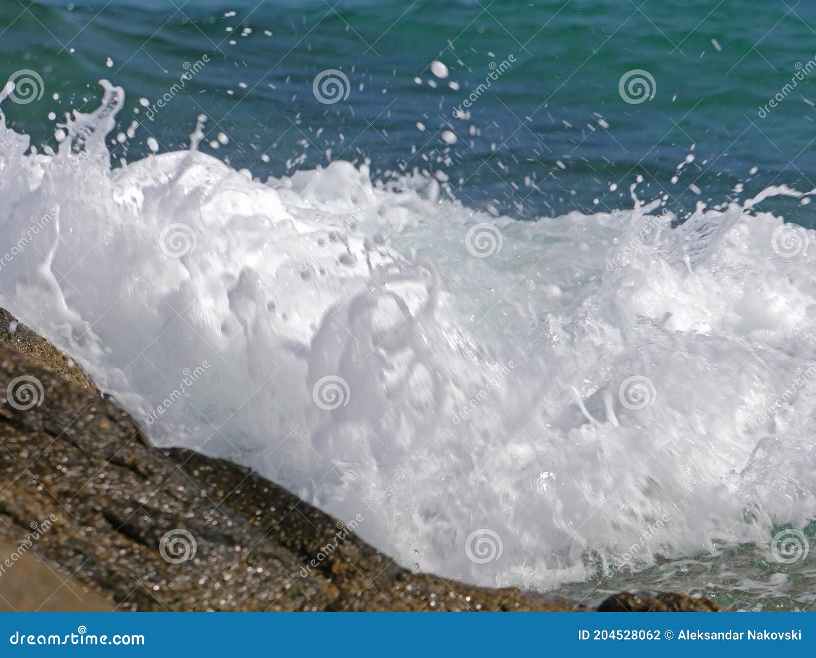 Olas Chocando Contra La Roca Foto de archivo - Imagen de cubo, playa ...