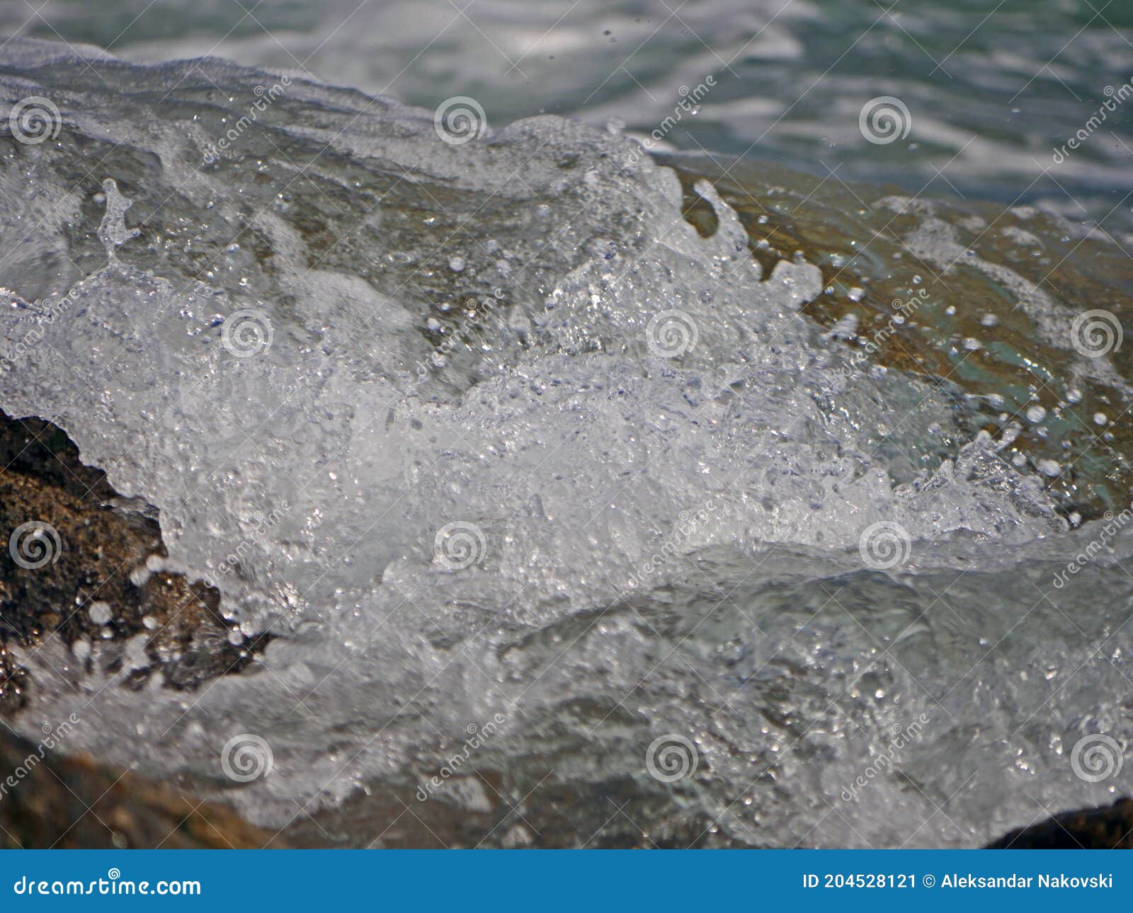 Olas Chocando Contra La Roca Imagen de archivo - Imagen de piedra ...