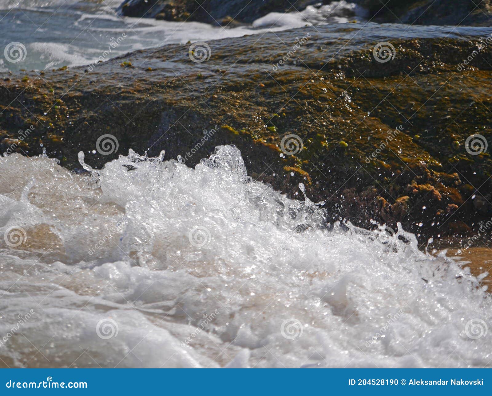 Olas Chocando Contra La Roca Foto de archivo - Imagen de coastline ...