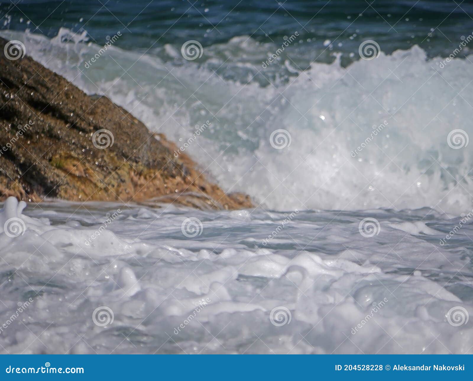 Olas Chocando Contra La Roca Foto de archivo - Imagen de fondo ...