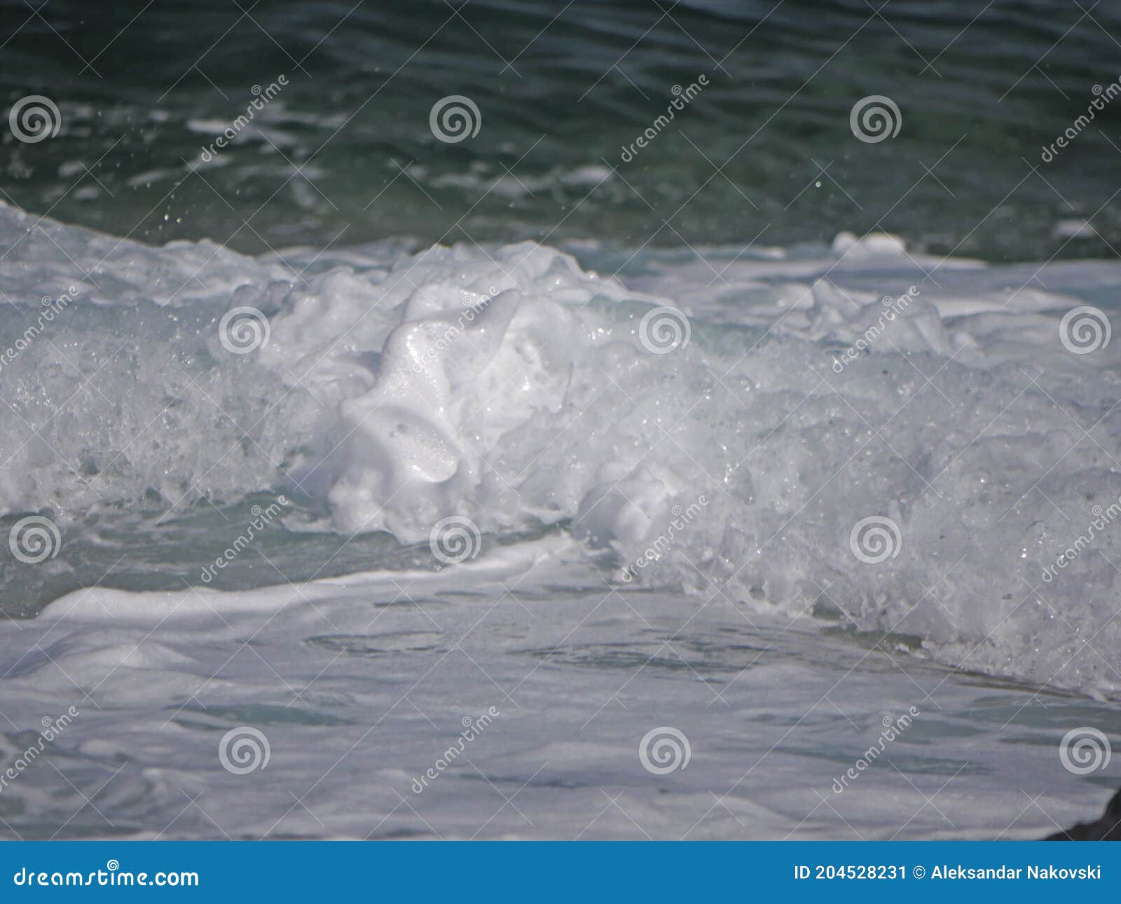 Olas Chocando Contra La Roca Imagen de archivo - Imagen de grande ...