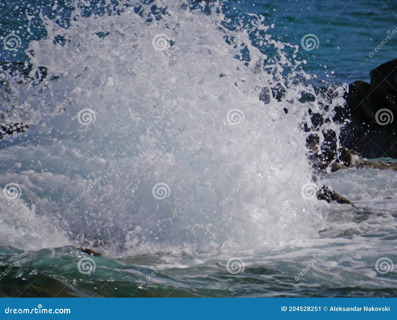 Olas Chocando Contra La Roca Imagen de archivo - Imagen de cubo, playa ...