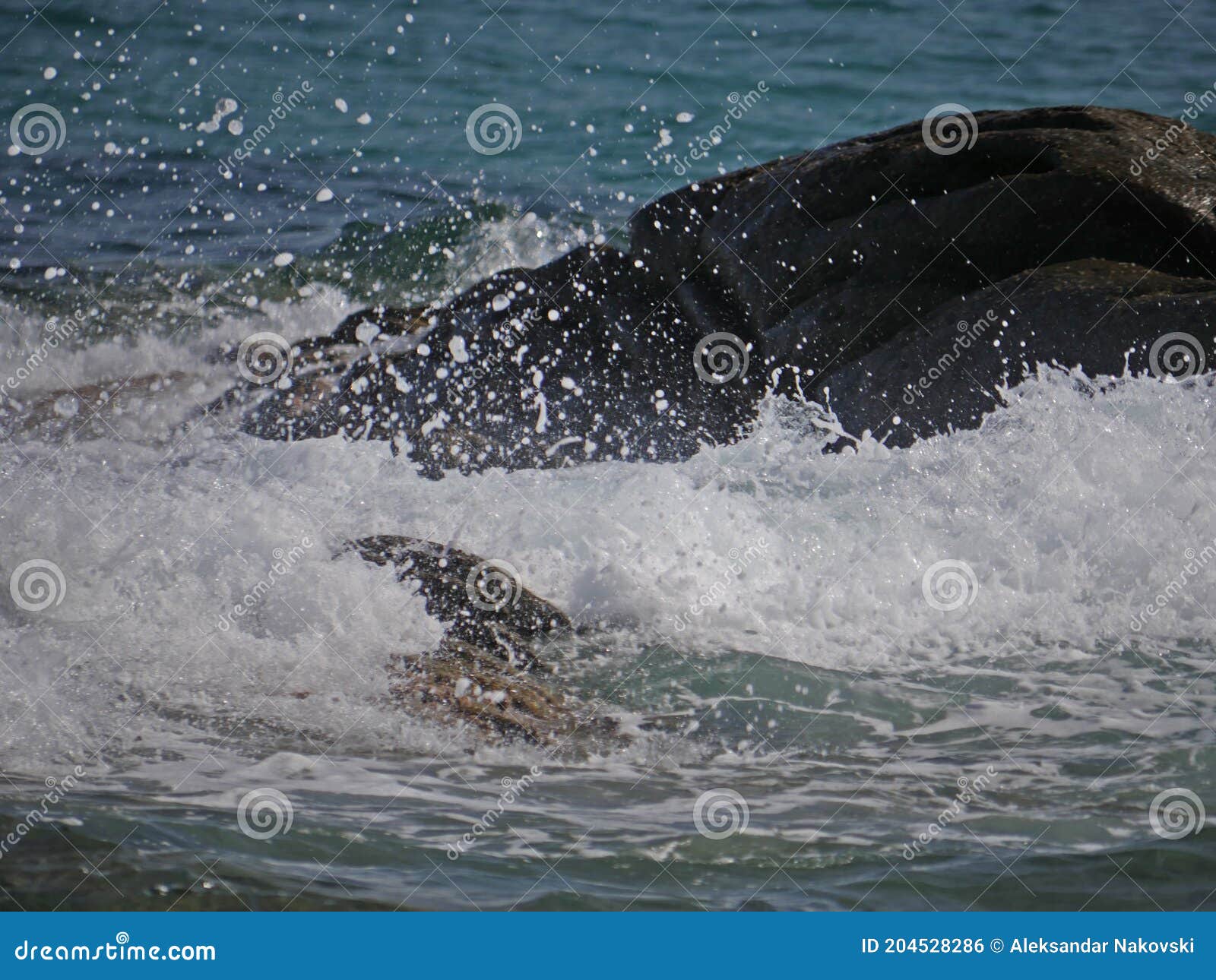 Olas Chocando Contra La Roca Foto de archivo - Imagen de azul, aerosol ...