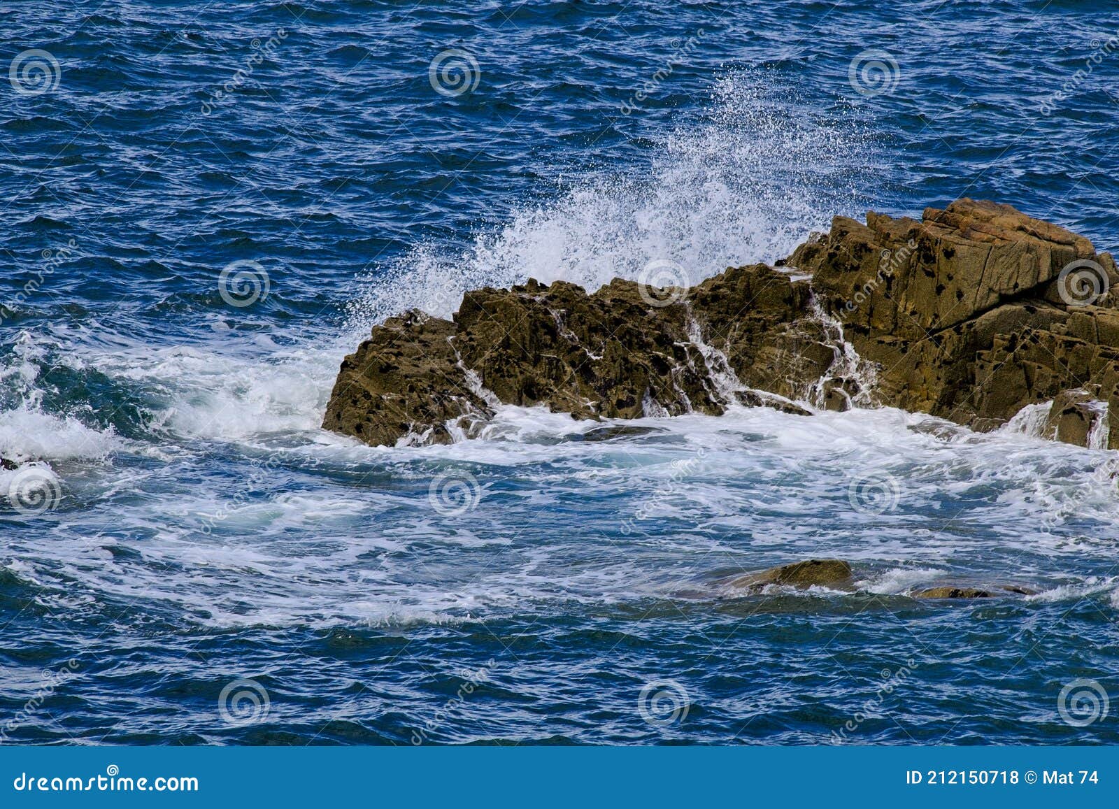 Olas Chocando Contra Las Rocas Foto de archivo - Imagen de arena ...