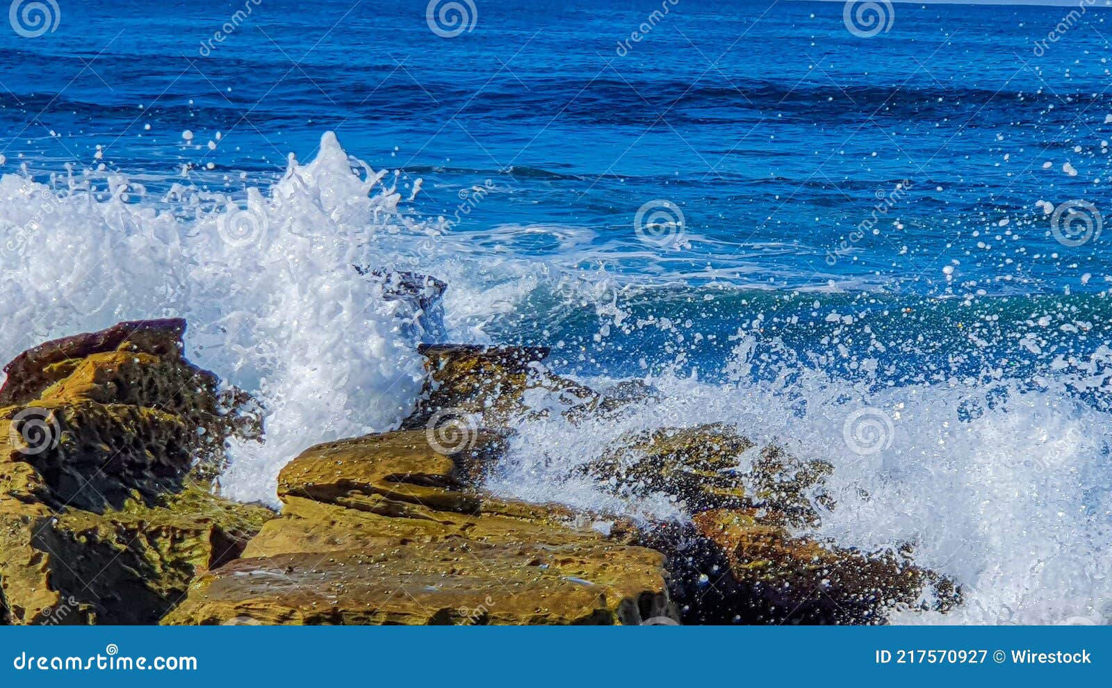 Olas Chocando Contra Las Rocas Imagen de archivo - Imagen de paisaje ...