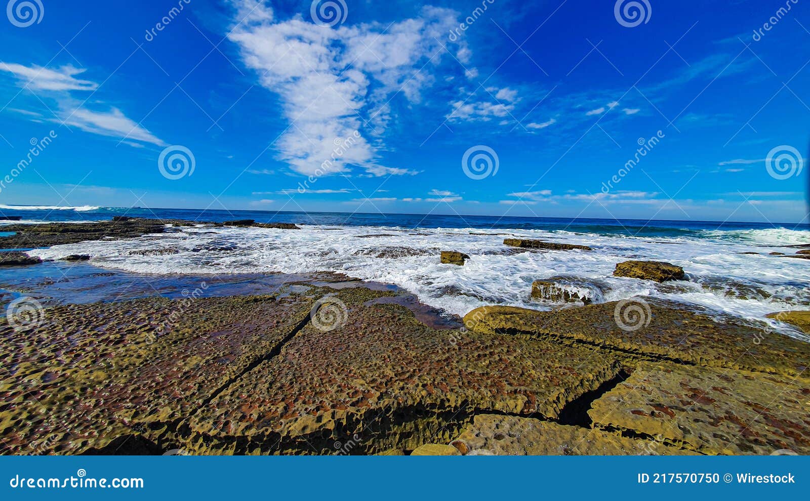 Olas Chocando Contra Rocas Planas De La Playa Foto de archivo - Imagen ...