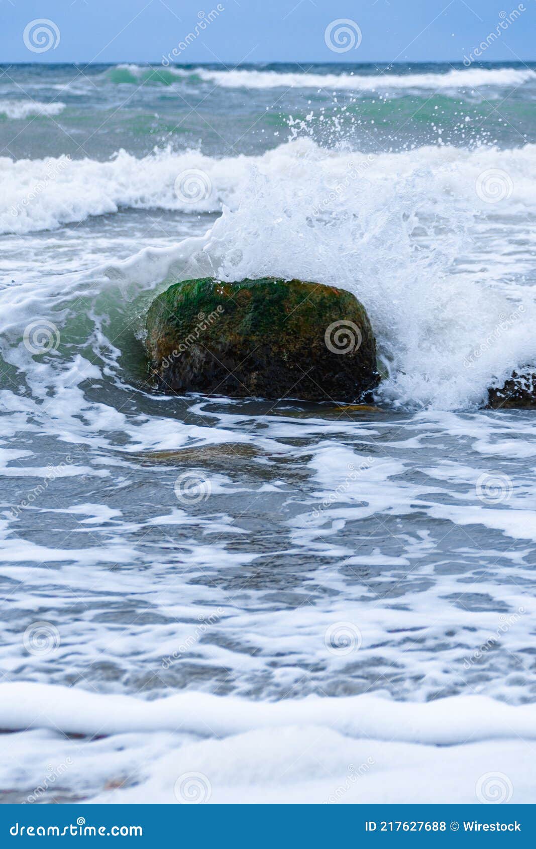 Olas Chocando Contra Una Gran Roca En La Playa Foto de archivo - Imagen ...