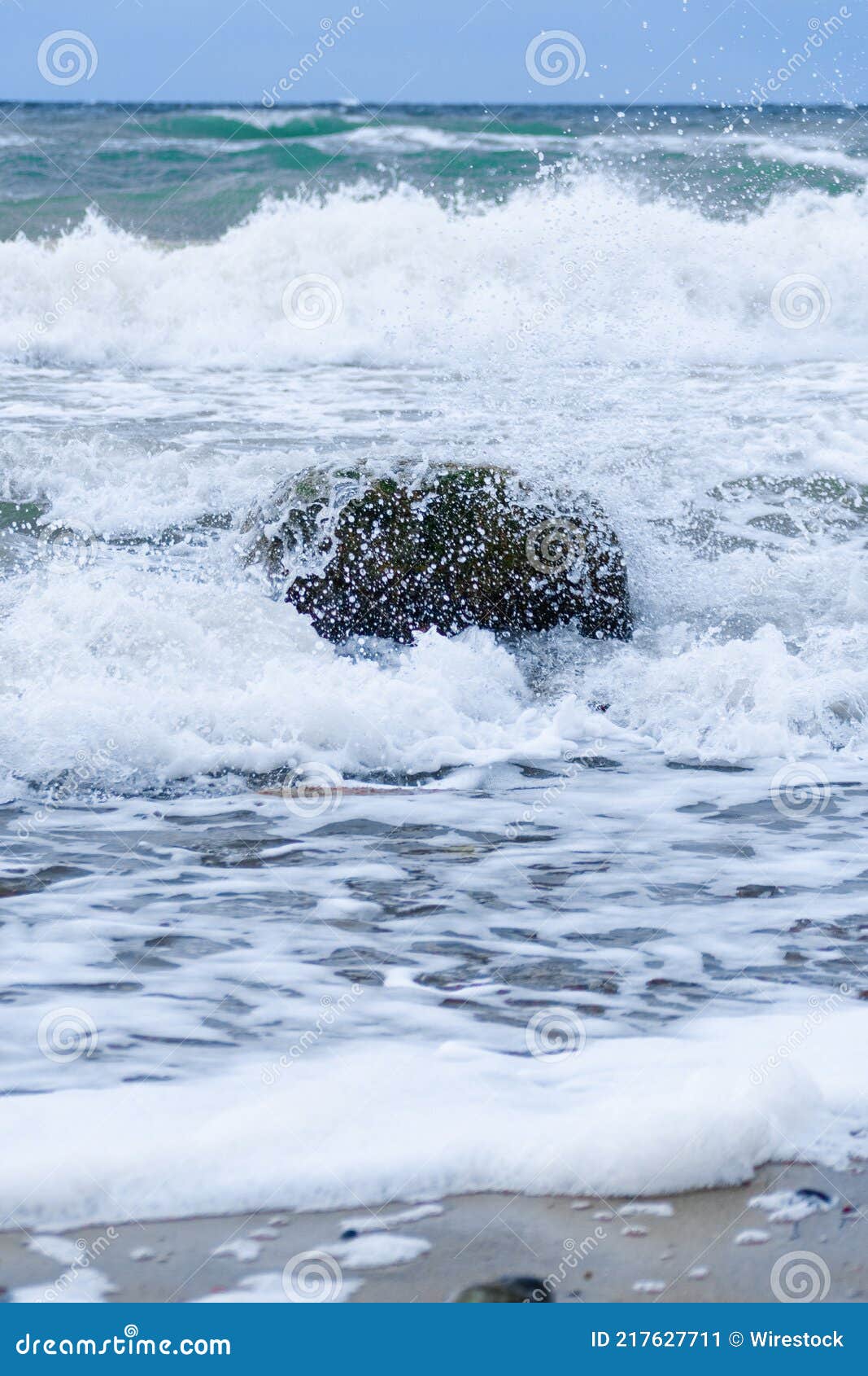 Olas Chocando Contra Una Gran Roca En La Playa Imagen de archivo ...