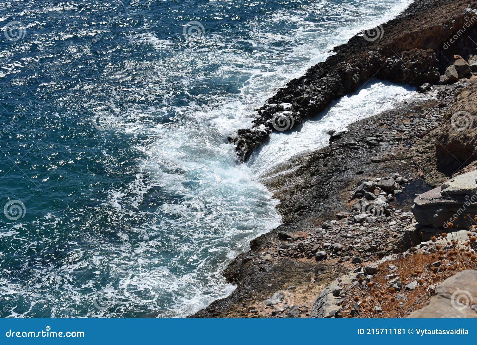 Olas en las rocas imagen de archivo. Imagen de ondas - 215711181