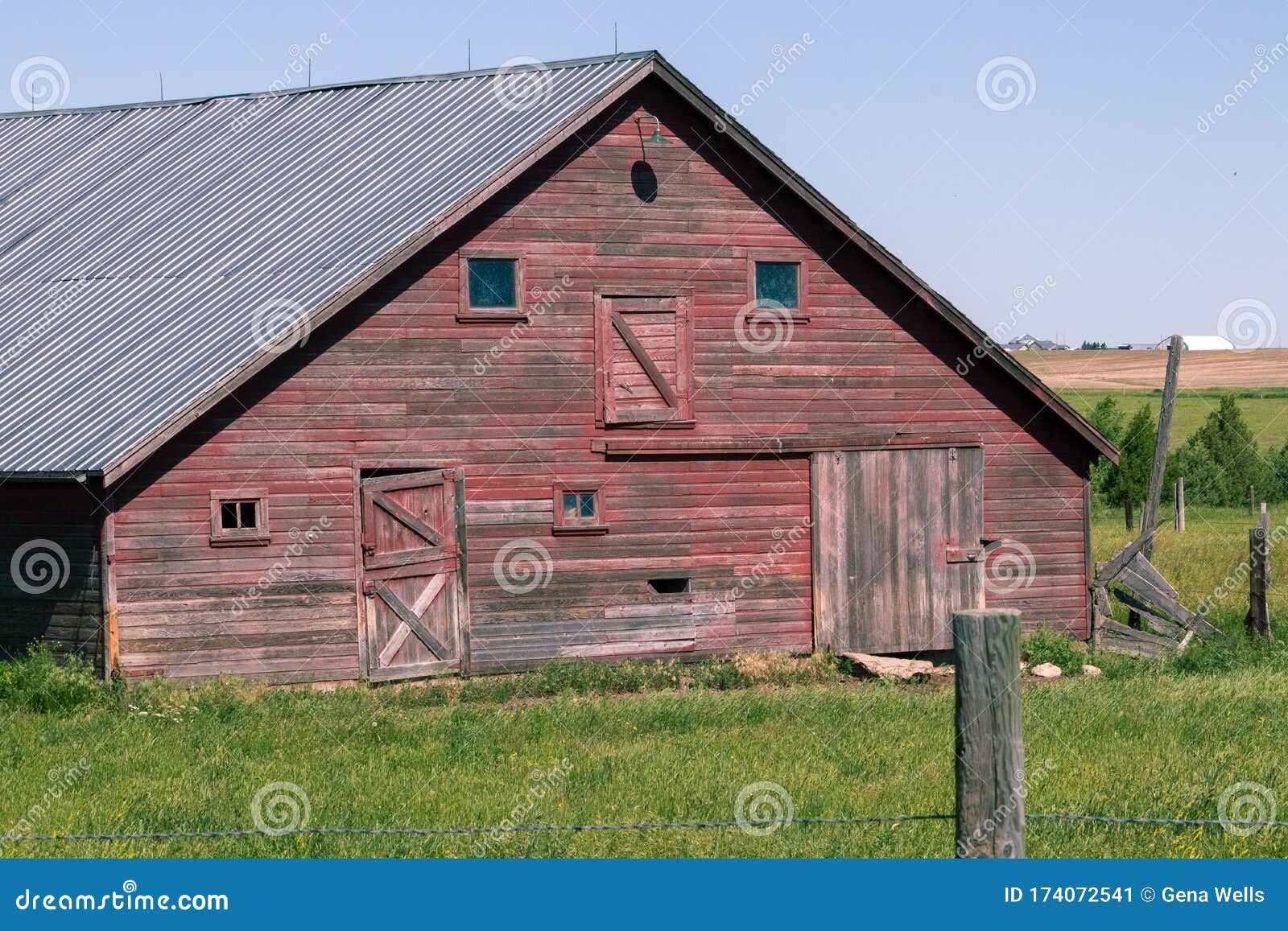 An Old Abandoned Barn in a Field Stock Image - Image of empty, decay ...