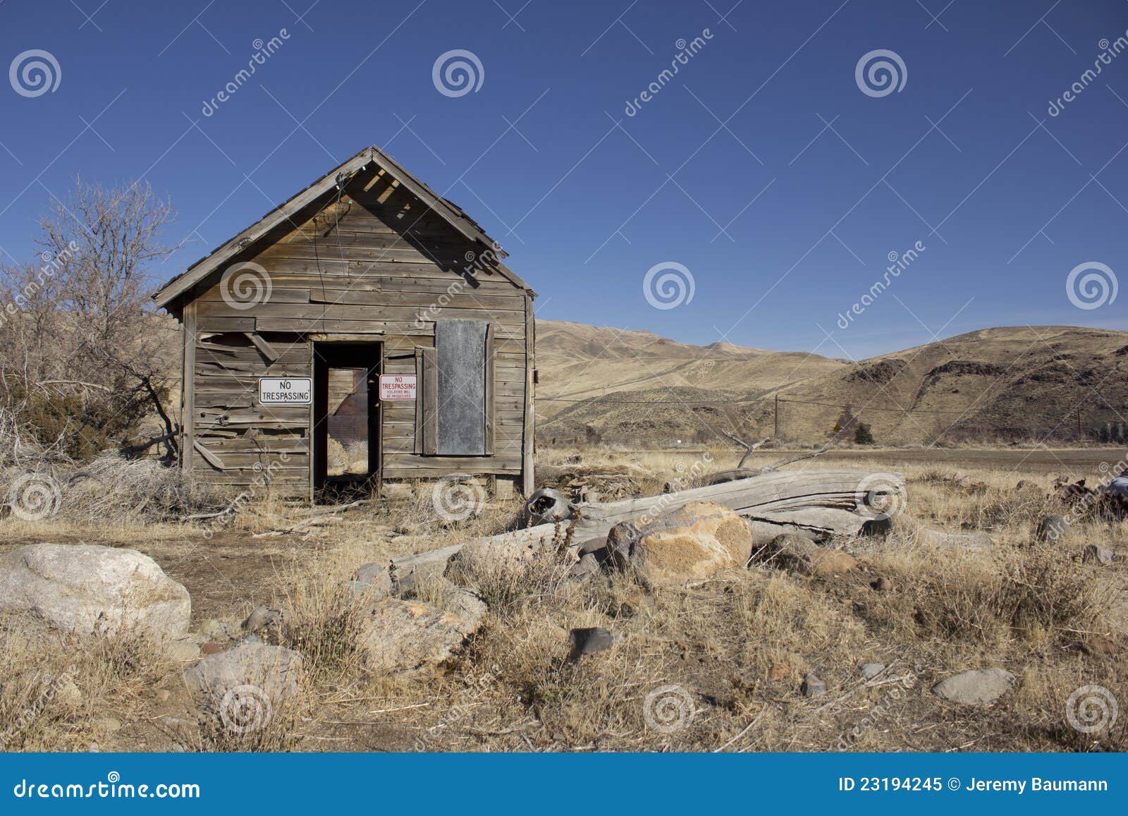 Old Abandoned Delapitating Shack Stock Image - Image of absence, land ...