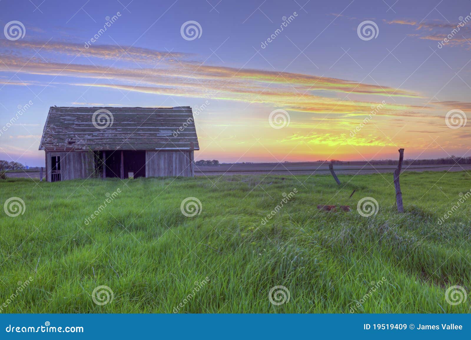 Old Abandoned Farm Barn at Sunset #2 Stock Image - Image of barn, wood ...